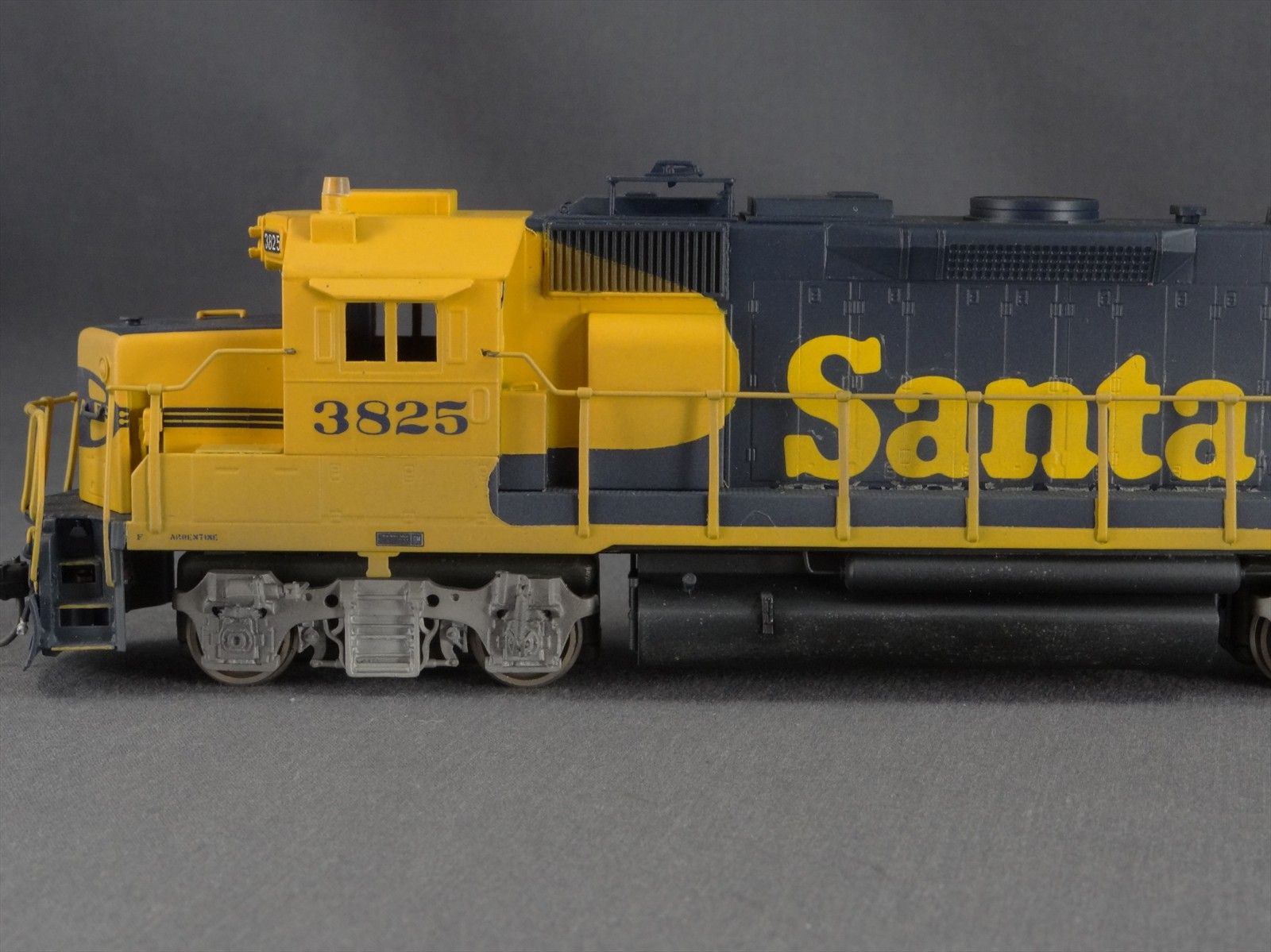 HO Hallmark ATSF Santa Fe EMD GP50 #3825 - CUSTOM