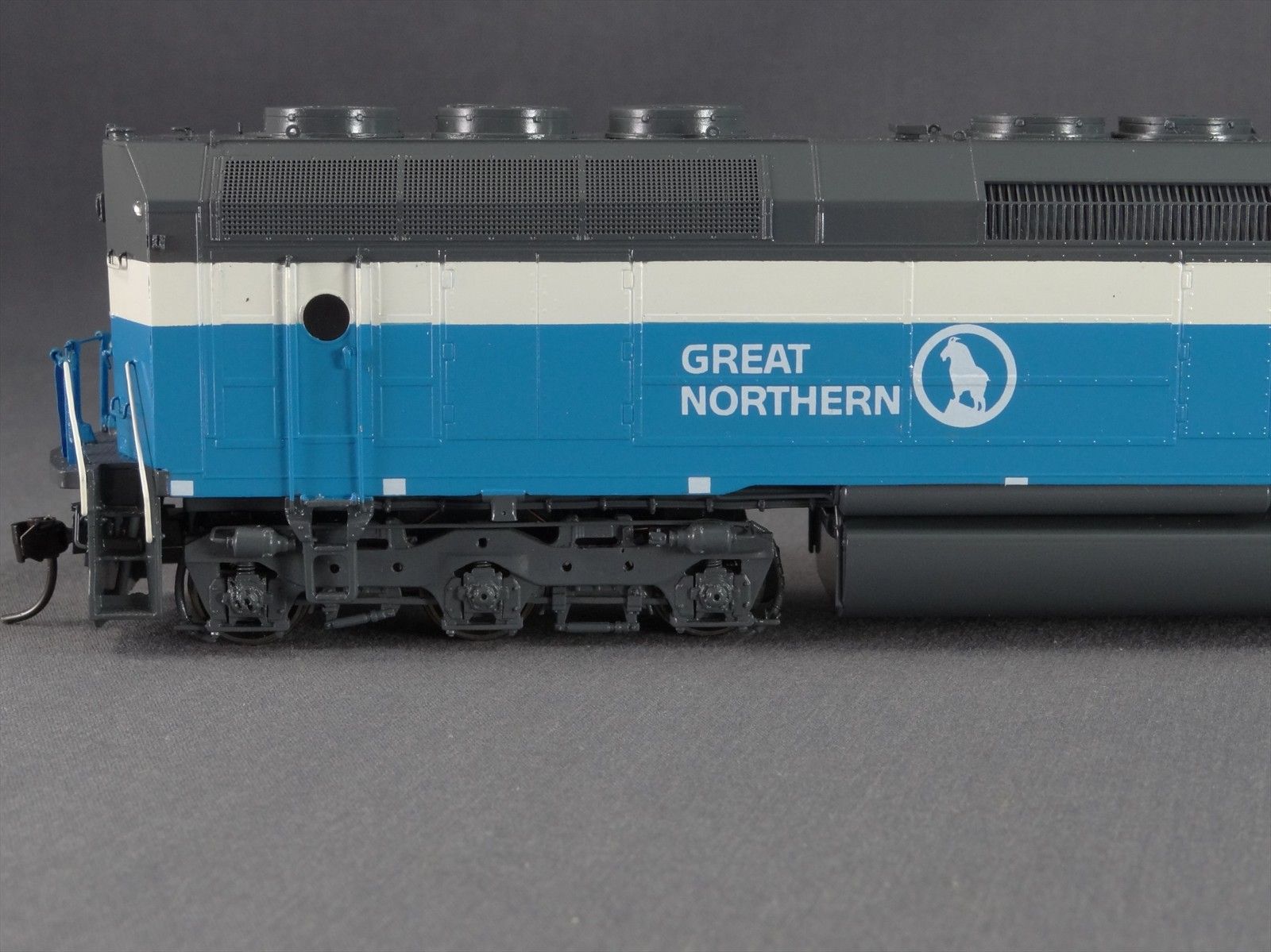 HO OMI 5683.1 GN Great Northern F45 Diesel #437 - Sky Blue