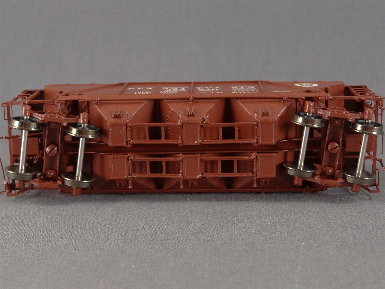 HO OMI 3327.1 Overland PRR H30 Covered Hopper #255570