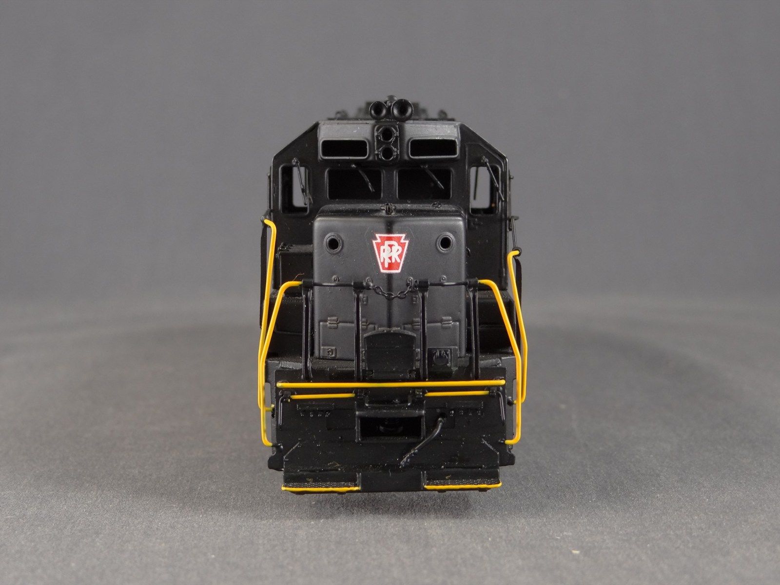 HO Oriental Limited PRR Pennsylvania EMD GP35 Diesel - Low Hood