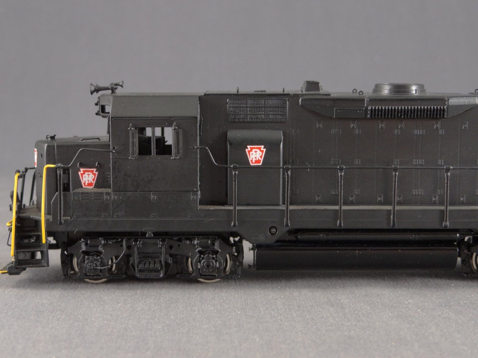 HO Oriental Limited PRR Pennsylvania EMD GP35 Diesel - Low Hood