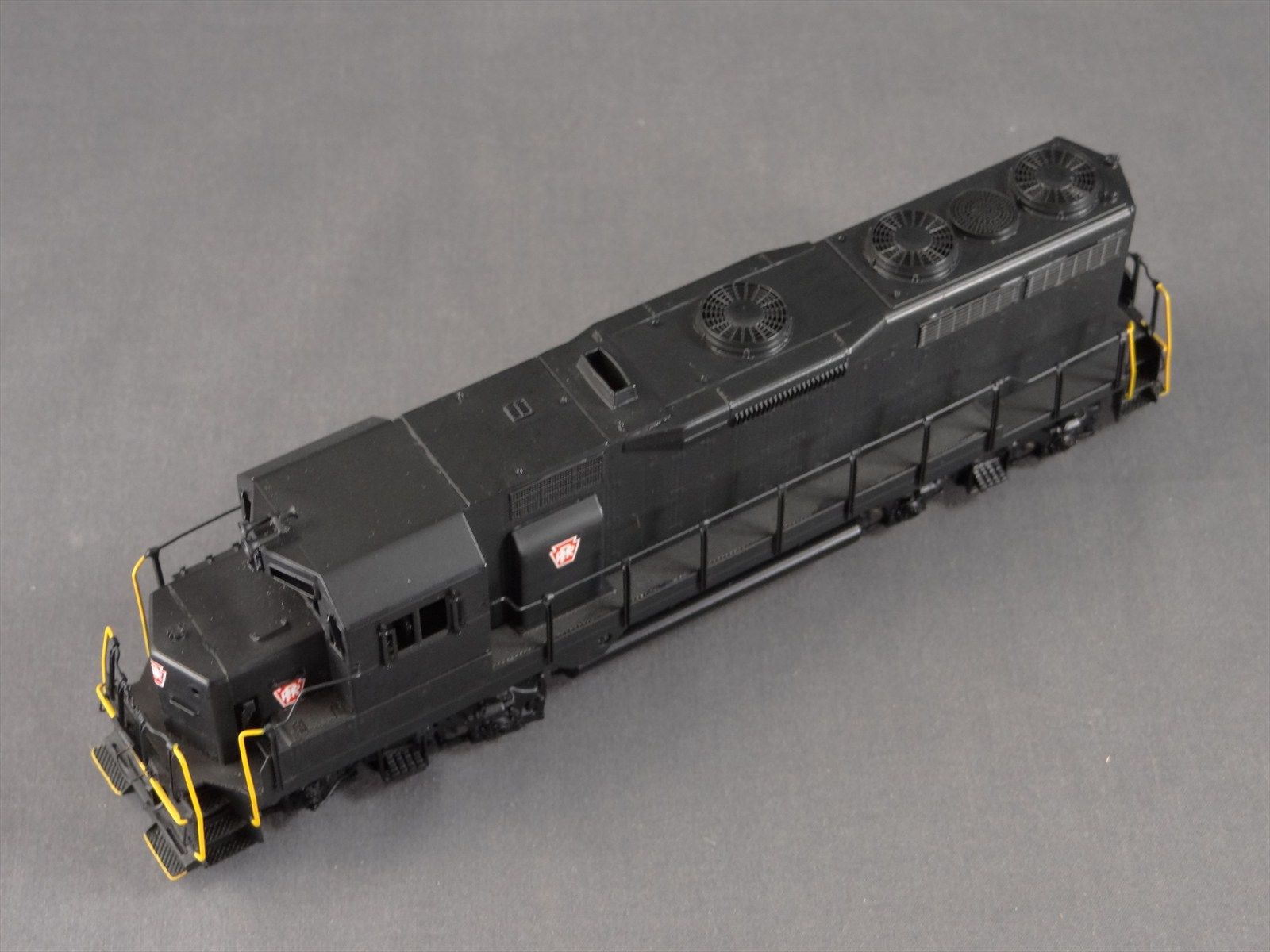 HO Oriental Limited PRR Pennsylvania EMD GP35 Diesel - Low Hood