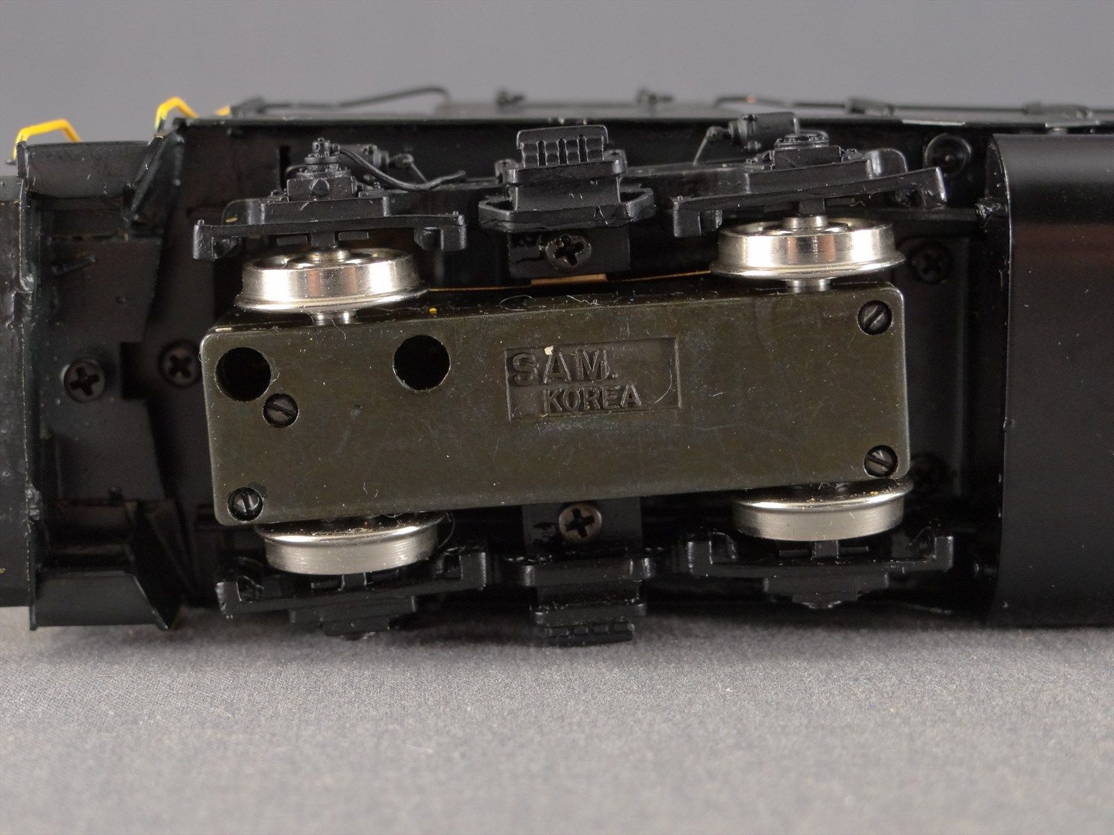 HO Oriental Limited PRR Pennsylvania EMD GP35 Diesel - Low Hood