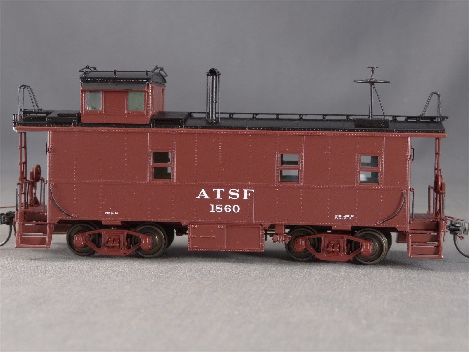 HO DP - Division Point - AT&SF Round Roof Caboose #1860 w/Antenna