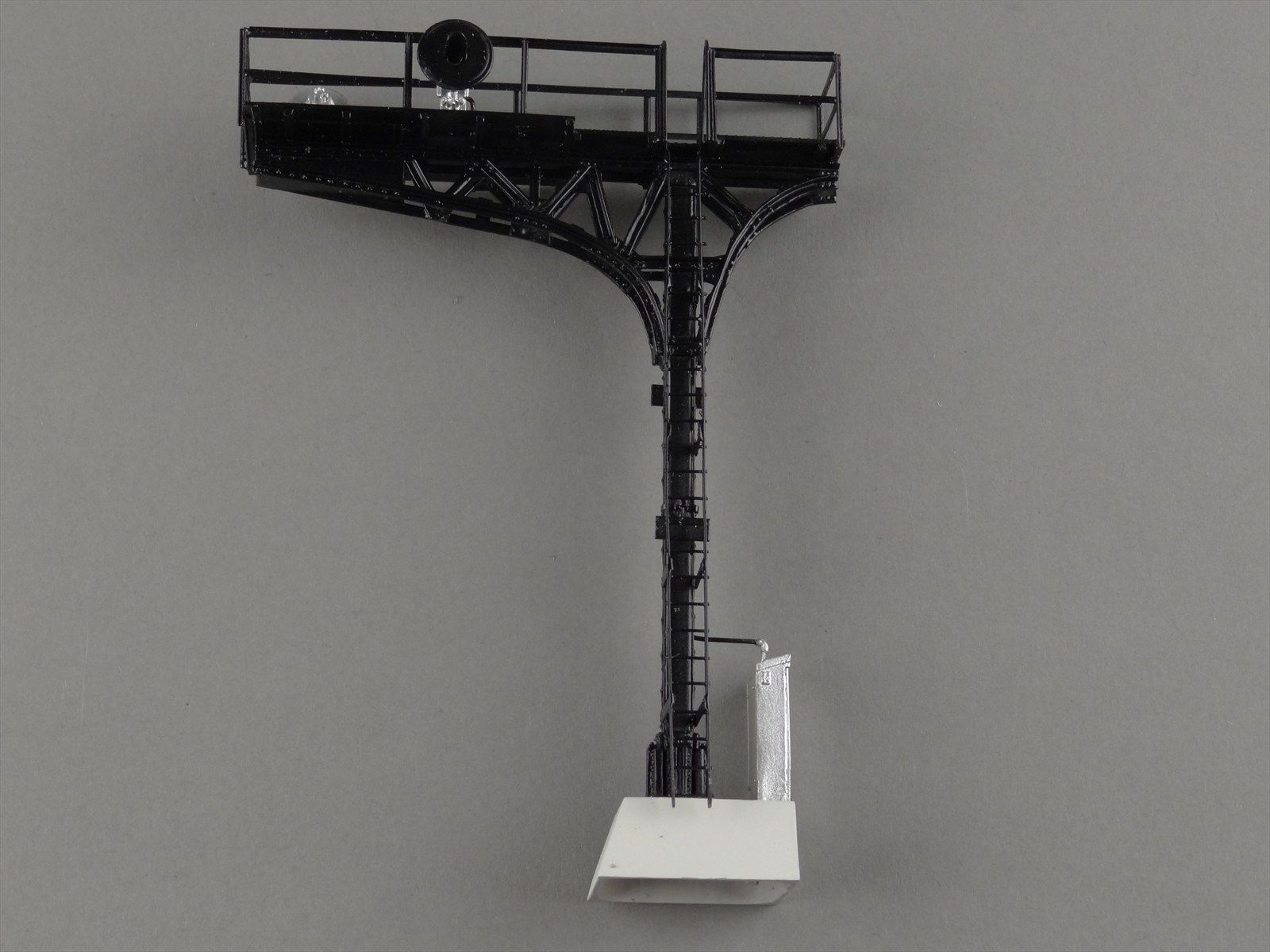 HO OMI 3484.1 Overland Double Track Cantilever Signal Tower - Painted