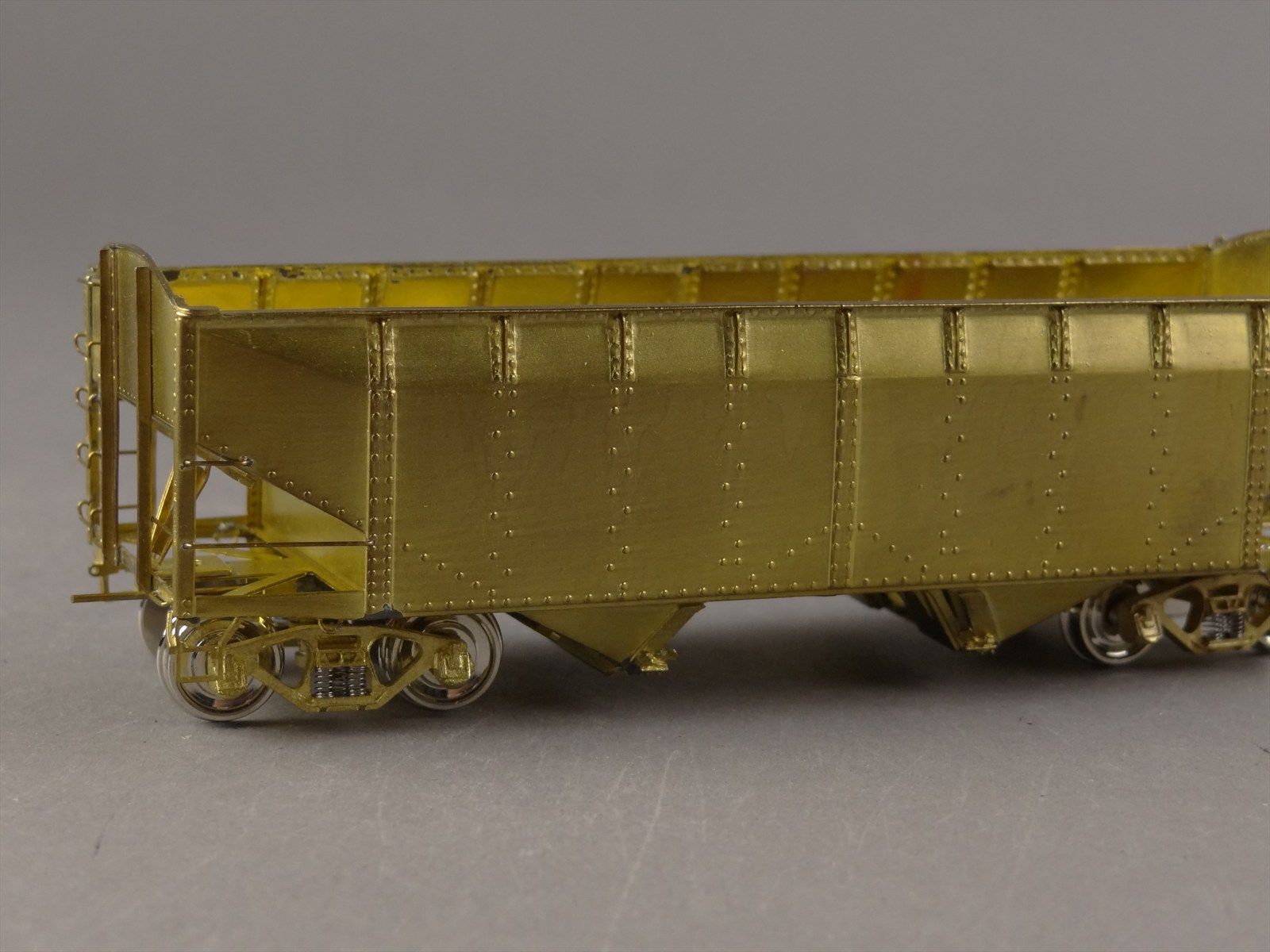 HO OMI 3049 Overland C&O H-6 2-Bay Hopper Oval Notch End