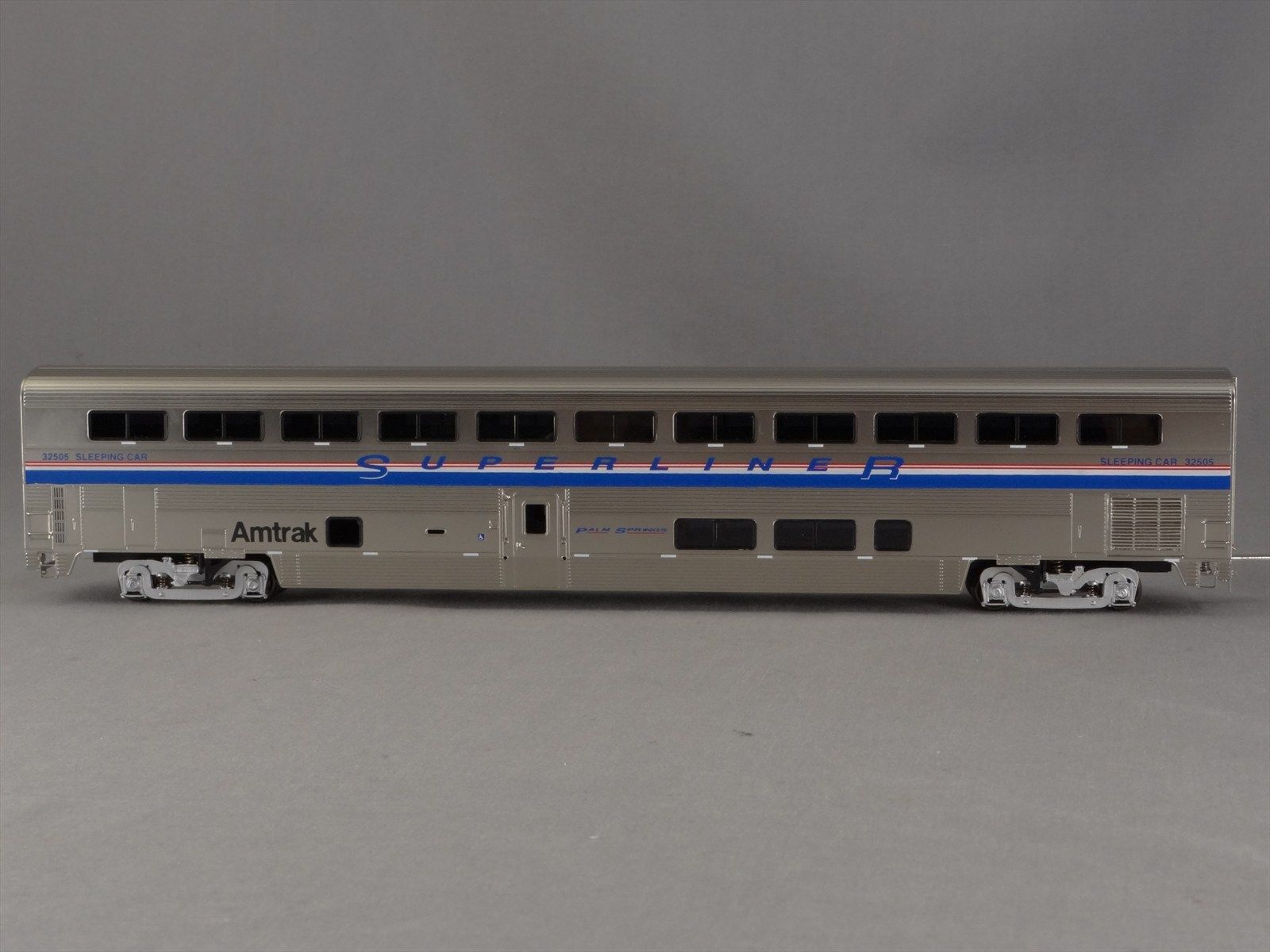 HO OMI 3334.1 AMTRAK Superliner II Deluxe Sleeping Car #32505