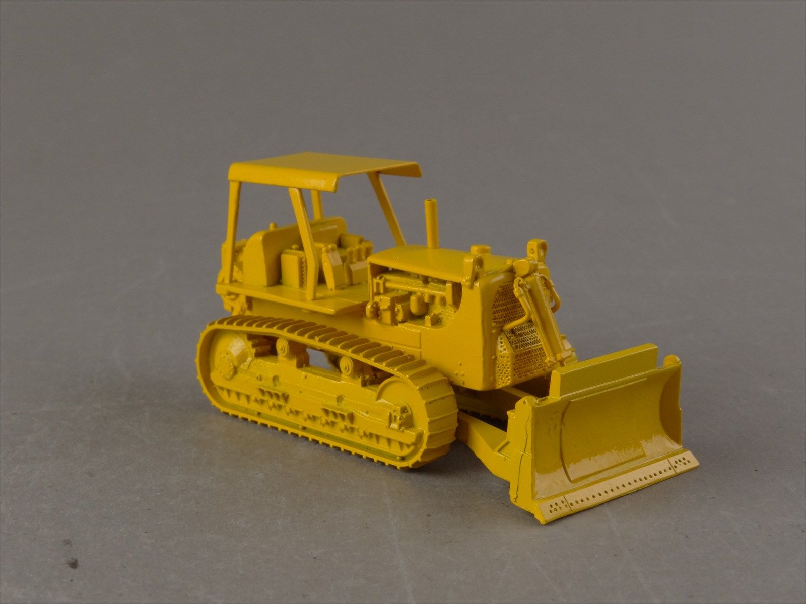 HO OMI 3149 Bulldozer D8 Yellow with Narrow Blade