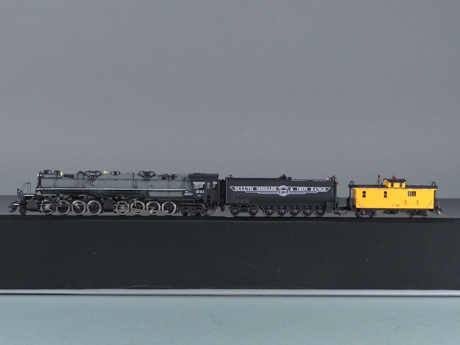 N Scale Brass Benchmark Models DM&IR 2-8-8-4 M4 Yellowstone #231 + Caboose