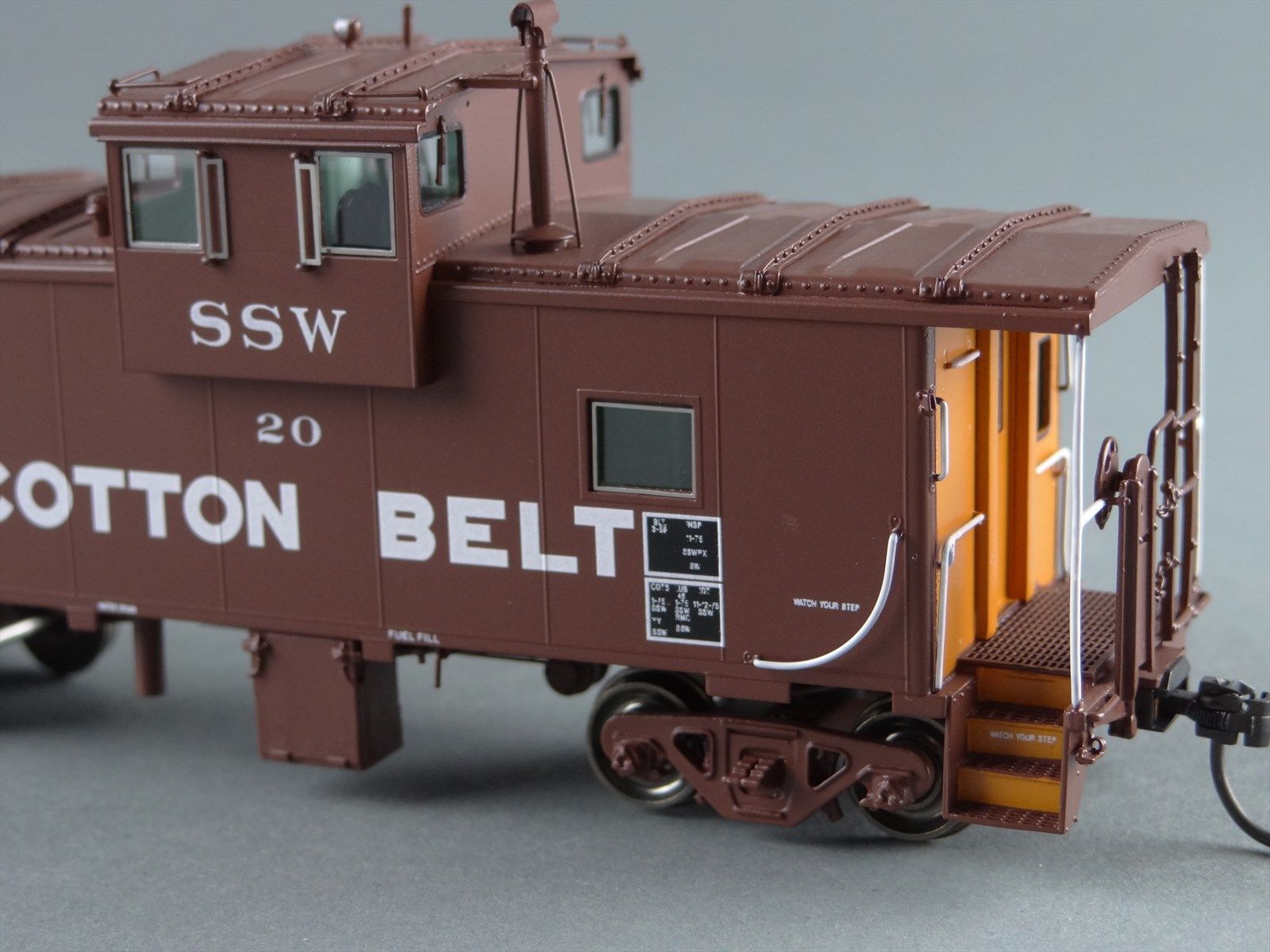 HO Brass Model Train - OMI 4255.1 Overland SSW Cotton Belt C-40-8 Caboose #20 Interior & Lights