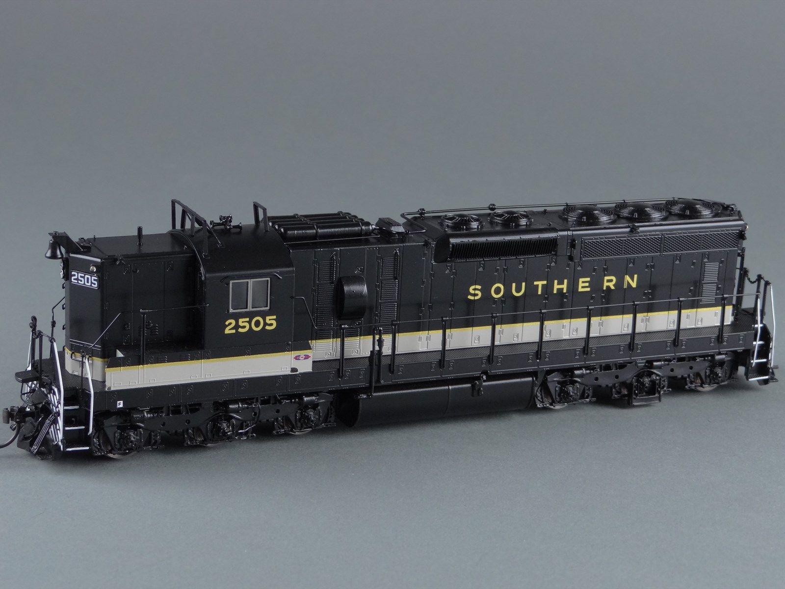 HO OMI 6782.1 Overland Southern EMD SD24 Diesel #2505 w/ Icicle Breakers
