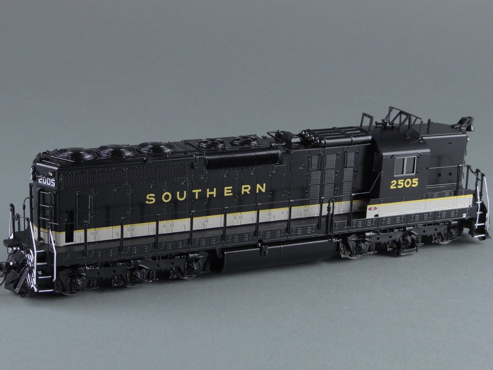 HO OMI 6782.1 Overland Southern EMD SD24 Diesel #2505 w/ Icicle Breakers