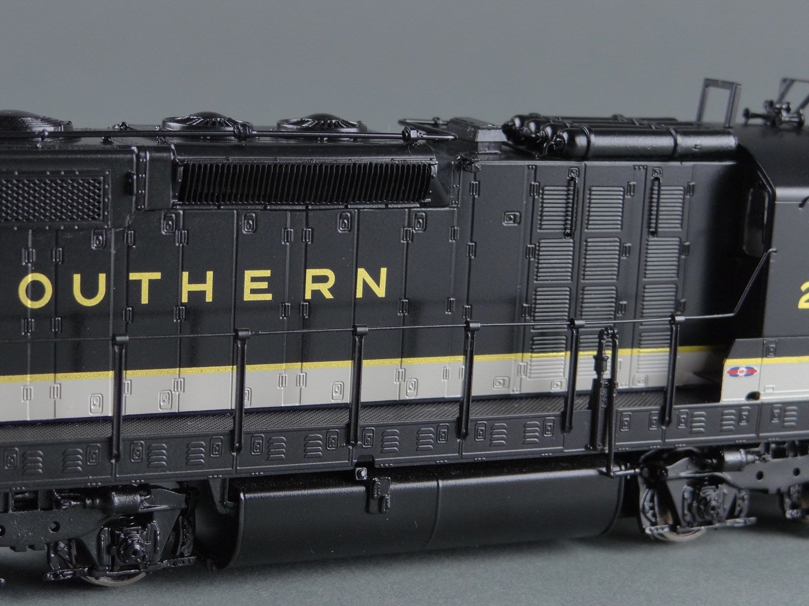 HO OMI 6782.1 Overland Southern EMD SD24 Diesel #2505 w/ Icicle Breakers