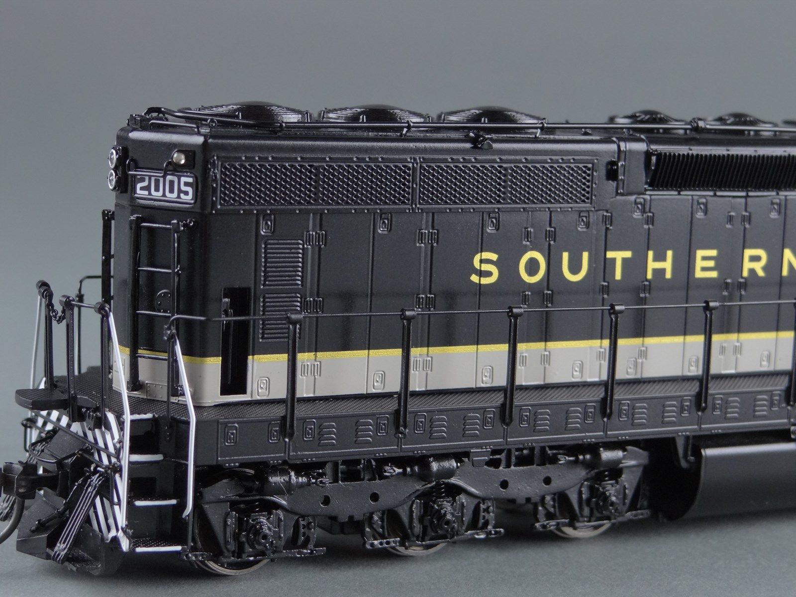 HO OMI 6782.1 Overland Southern EMD SD24 Diesel #2505 w/ Icicle Breakers