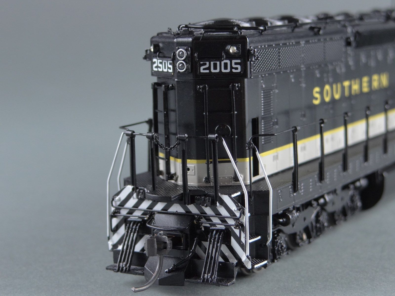 HO OMI 6782.1 Overland Southern EMD SD24 Diesel #2505 w/ Icicle Breakers