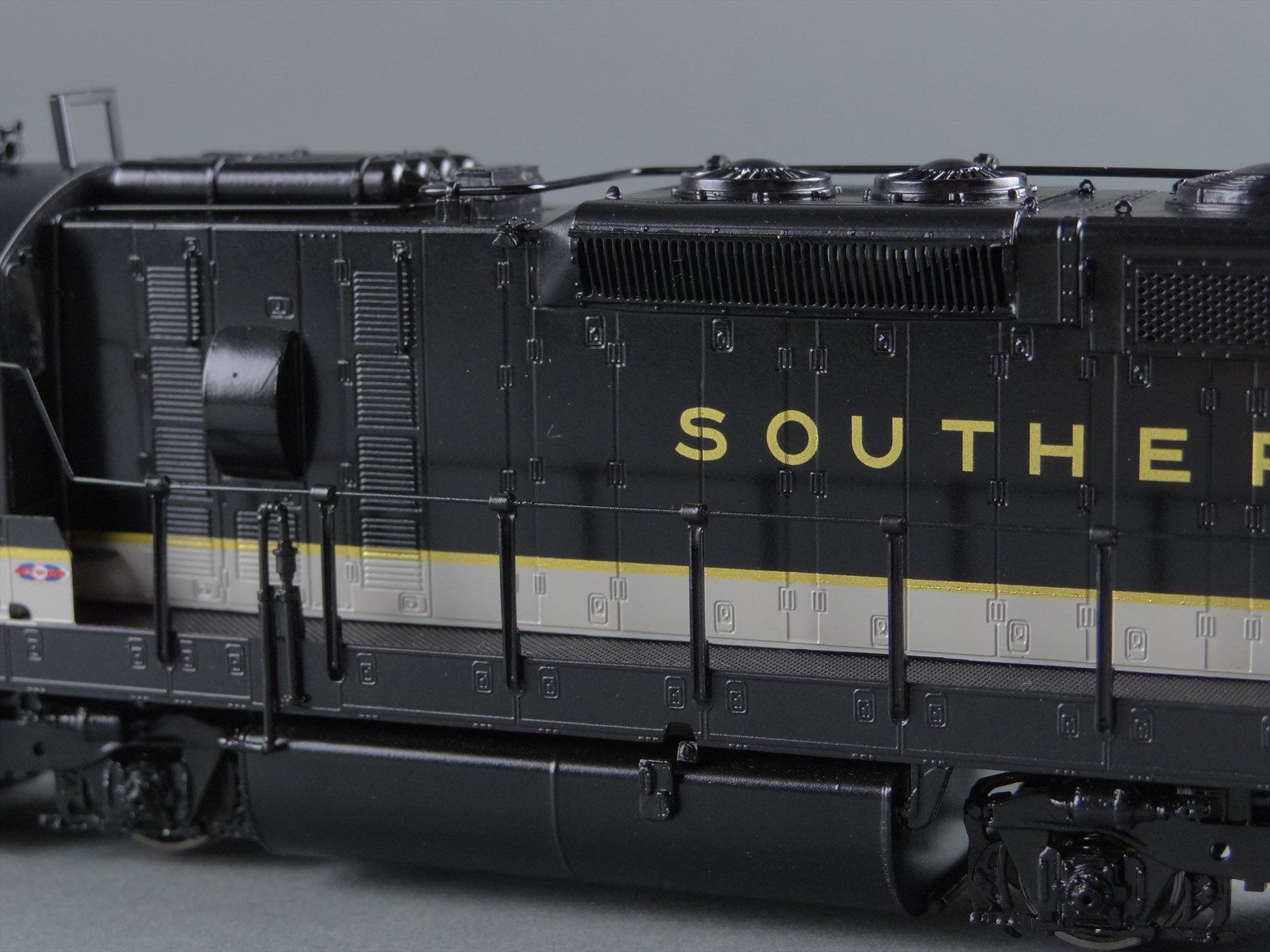 HO OMI 6782.1 Overland Southern EMD SD24 Diesel #2505 w/ Icicle Breakers