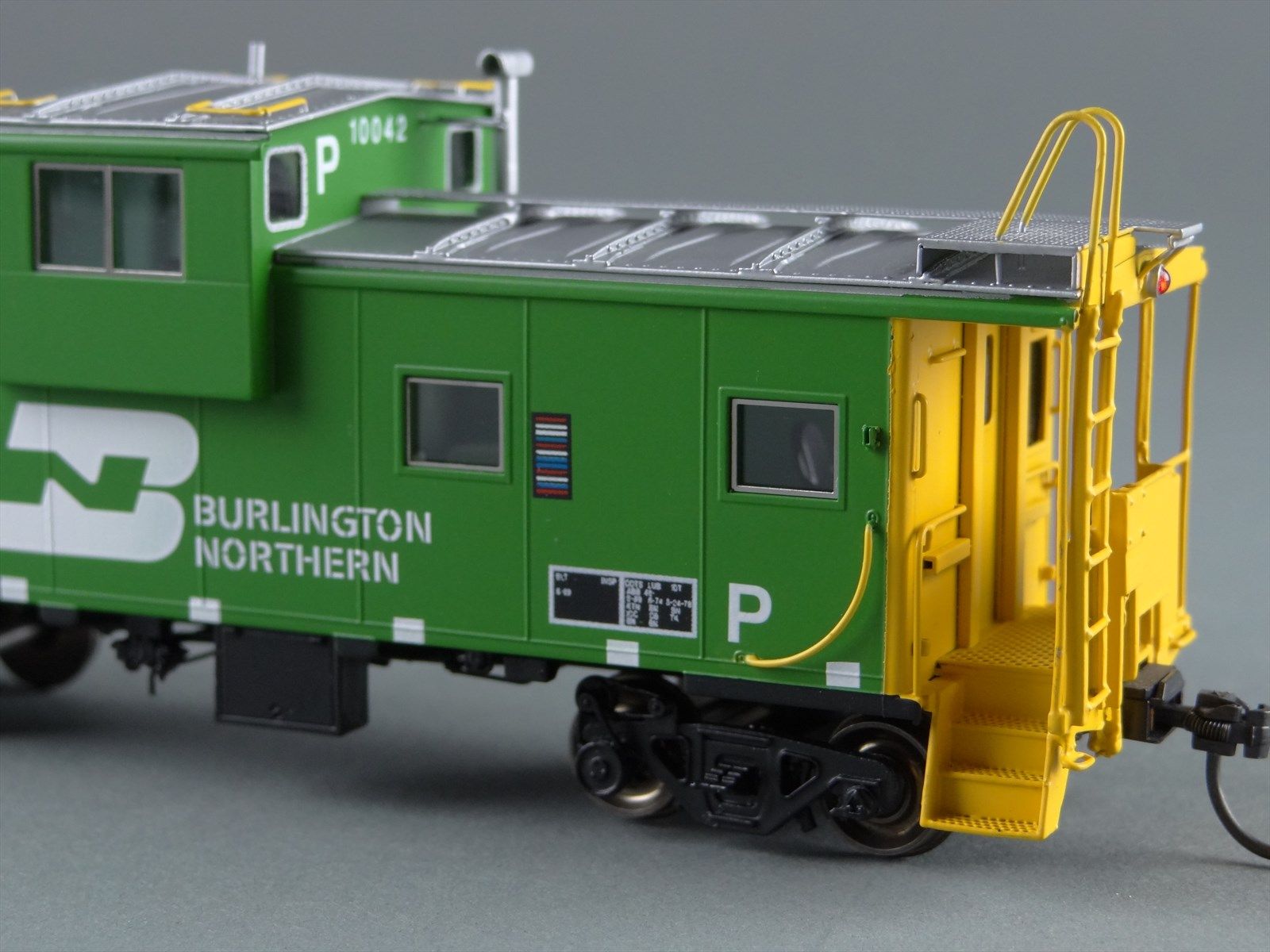 HO OMI 4243.2 BN Burlington International W-V Caboose #10042 - Lighted