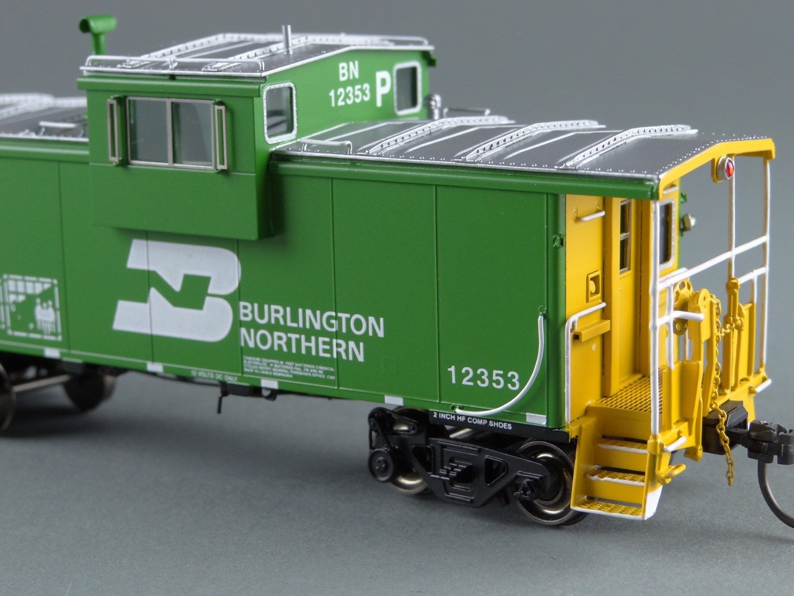 HO OMI 4216.1 BN Burlington International W-V Caboose #12353 - Lighted