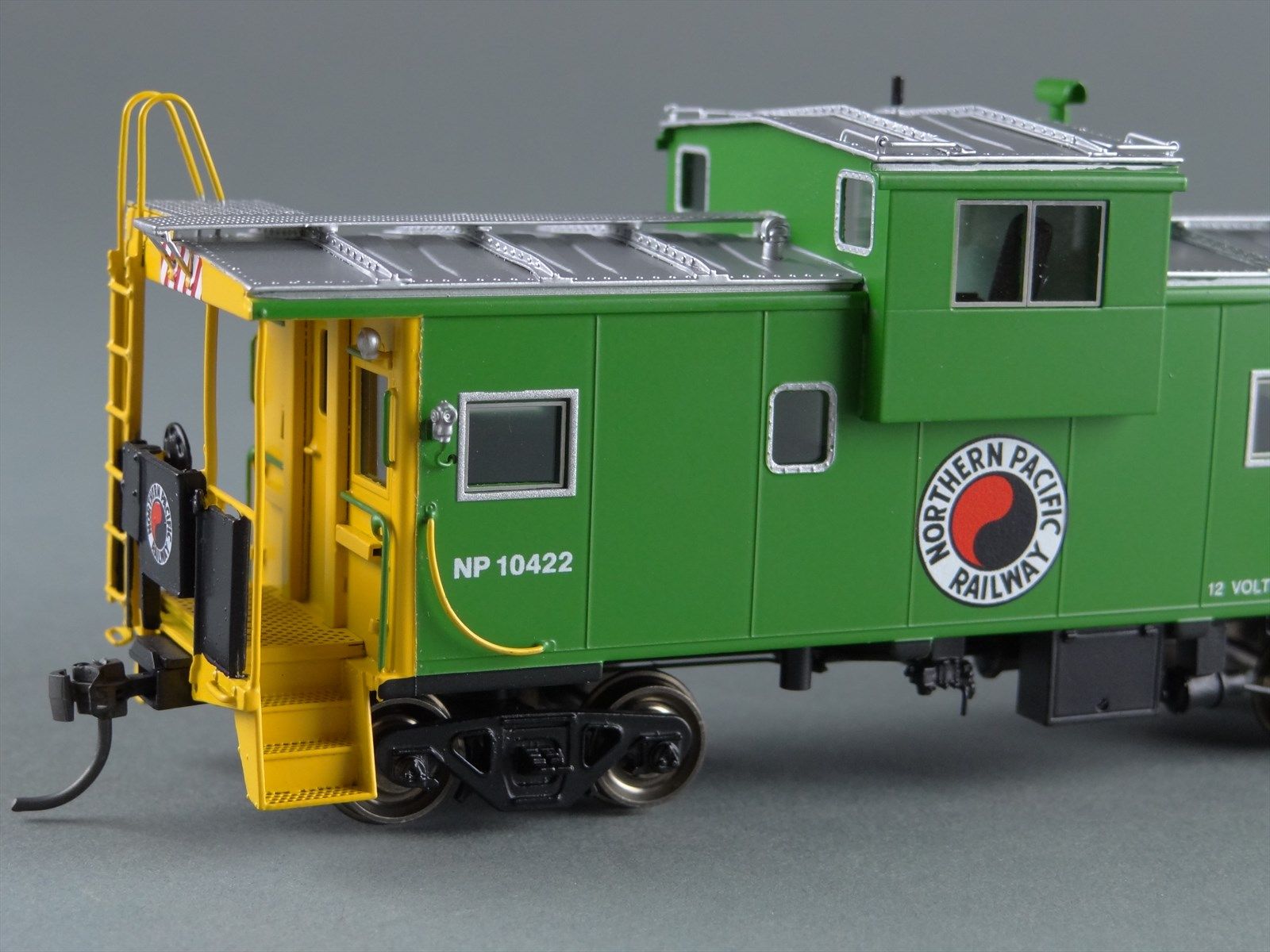 HO OMI 4243.1 NP International W-V Caboose #10422 - Lighted