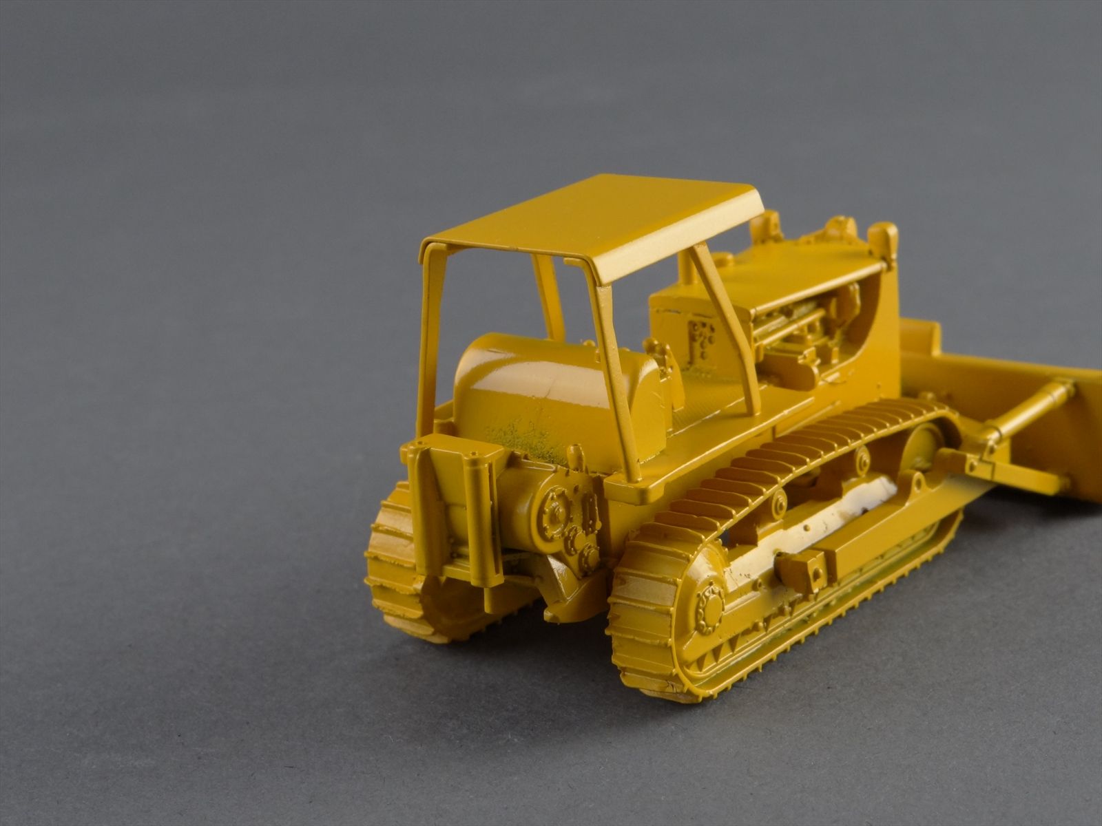 HO OMI 3150 Bulldozer D8 Yellow with Wide Blade