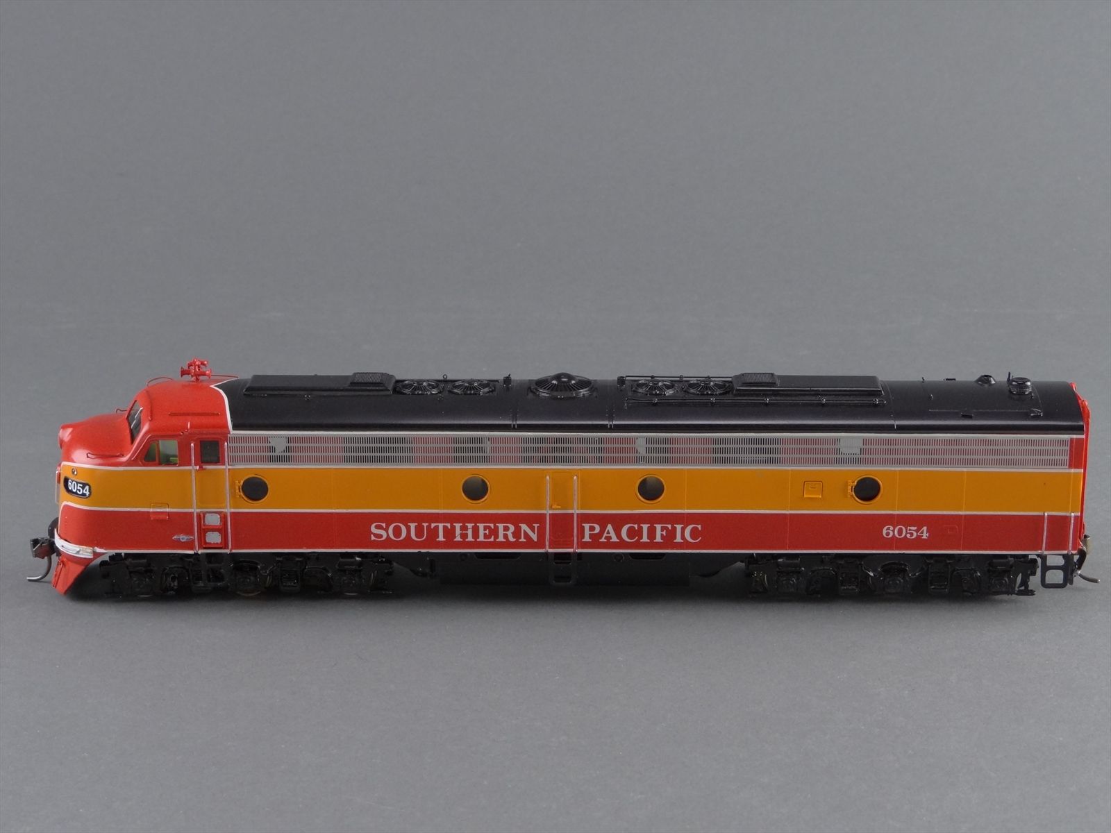 HO Brass Model Train - Oriental SP Daylight E8 E8A / E9A Diesel #6054 + DCC
