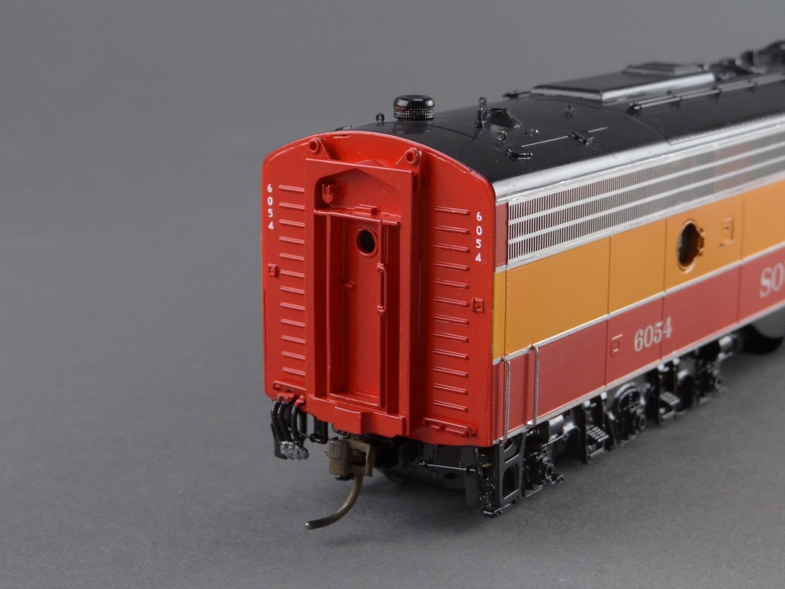 HO Brass Model Train - Oriental SP Daylight E8 E8A / E9A Diesel #6054 + DCC