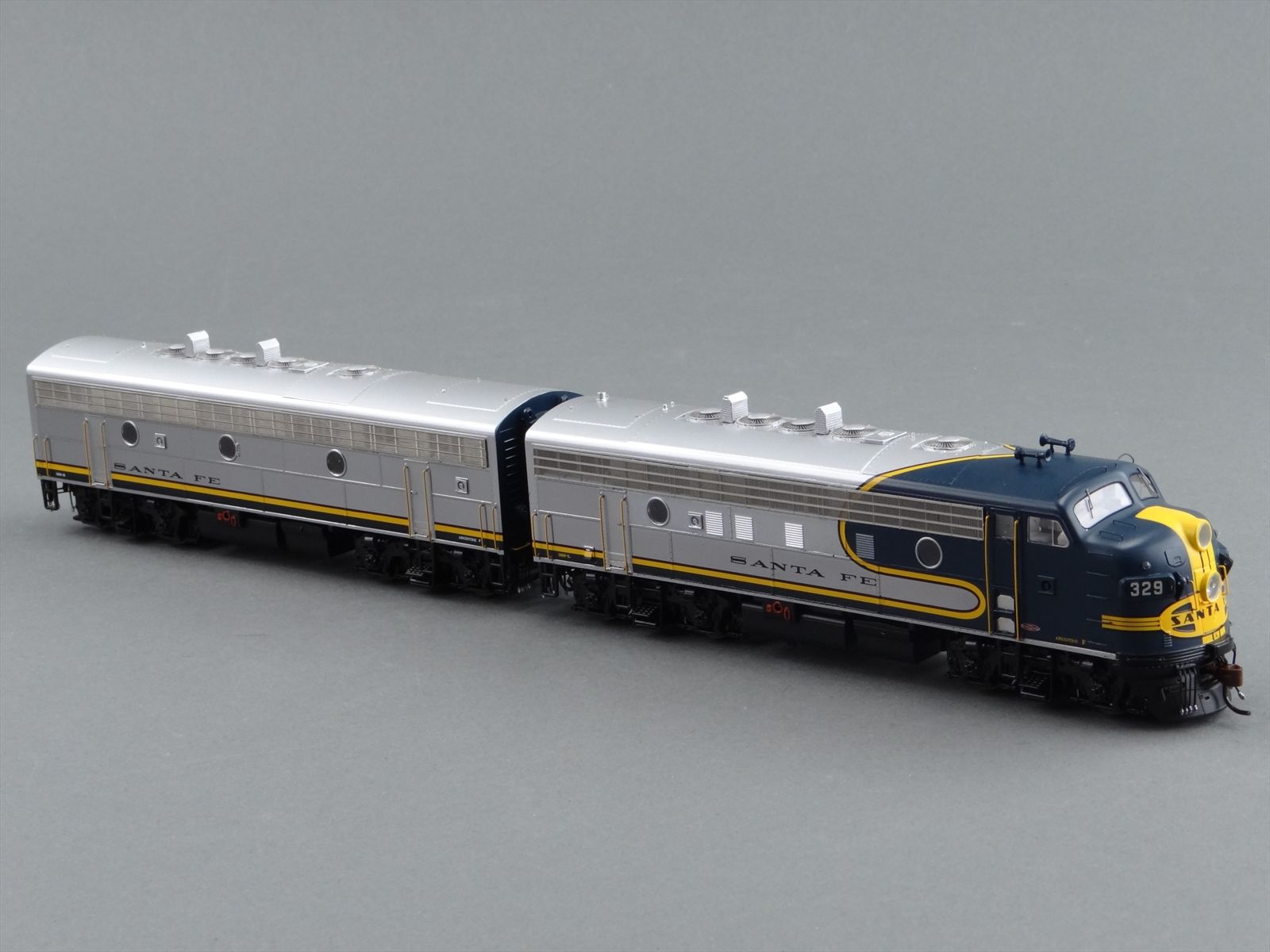 HO Scale Athearn Genesis G22162 ATSF Santa Fe F7 F7A - F7B Diesel Engine Set 329-L/329-B