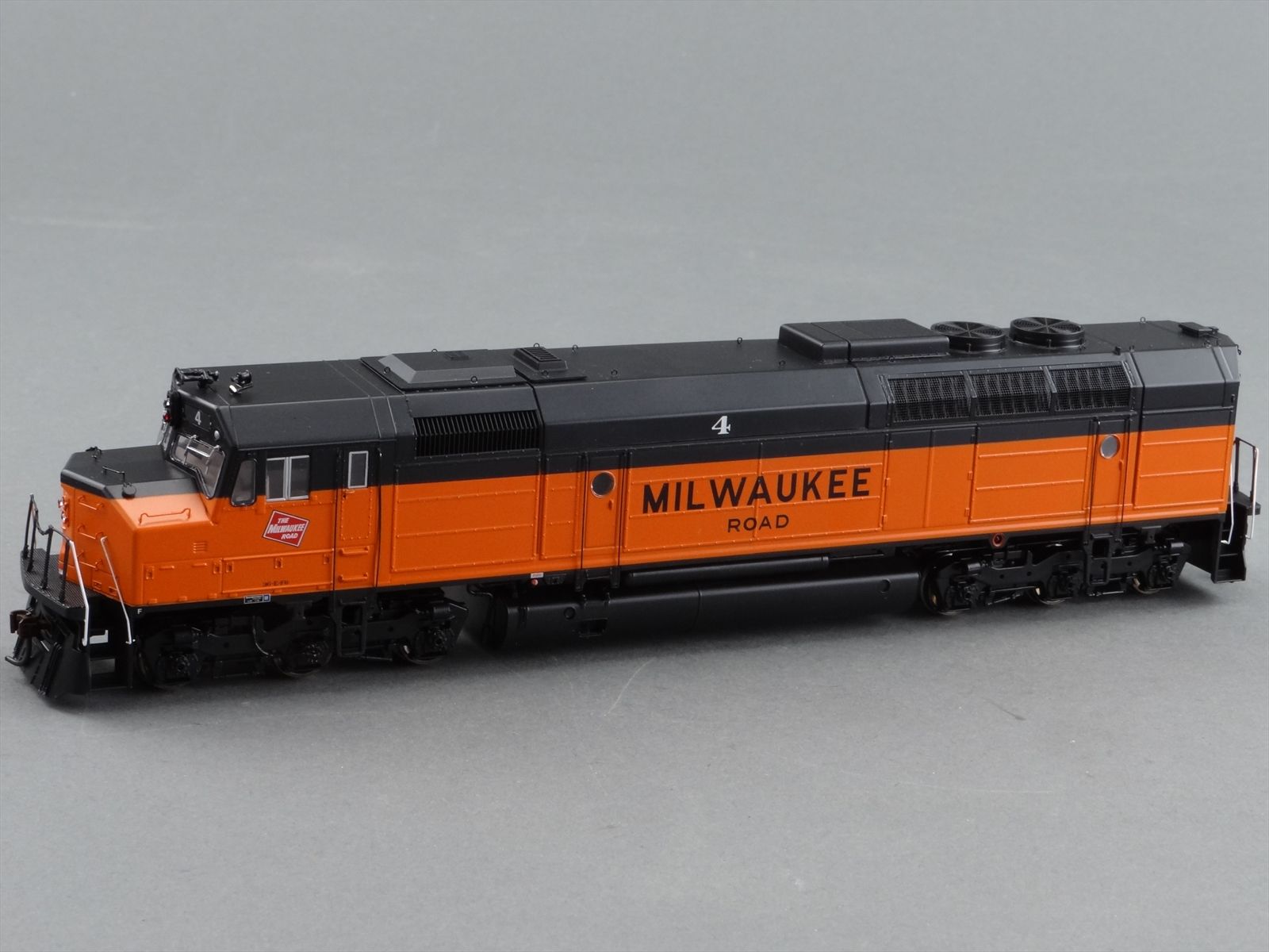 HO Scale Athearn Genesis G67631 MILW FP45 Diesel Engine Milwaukee Road #4