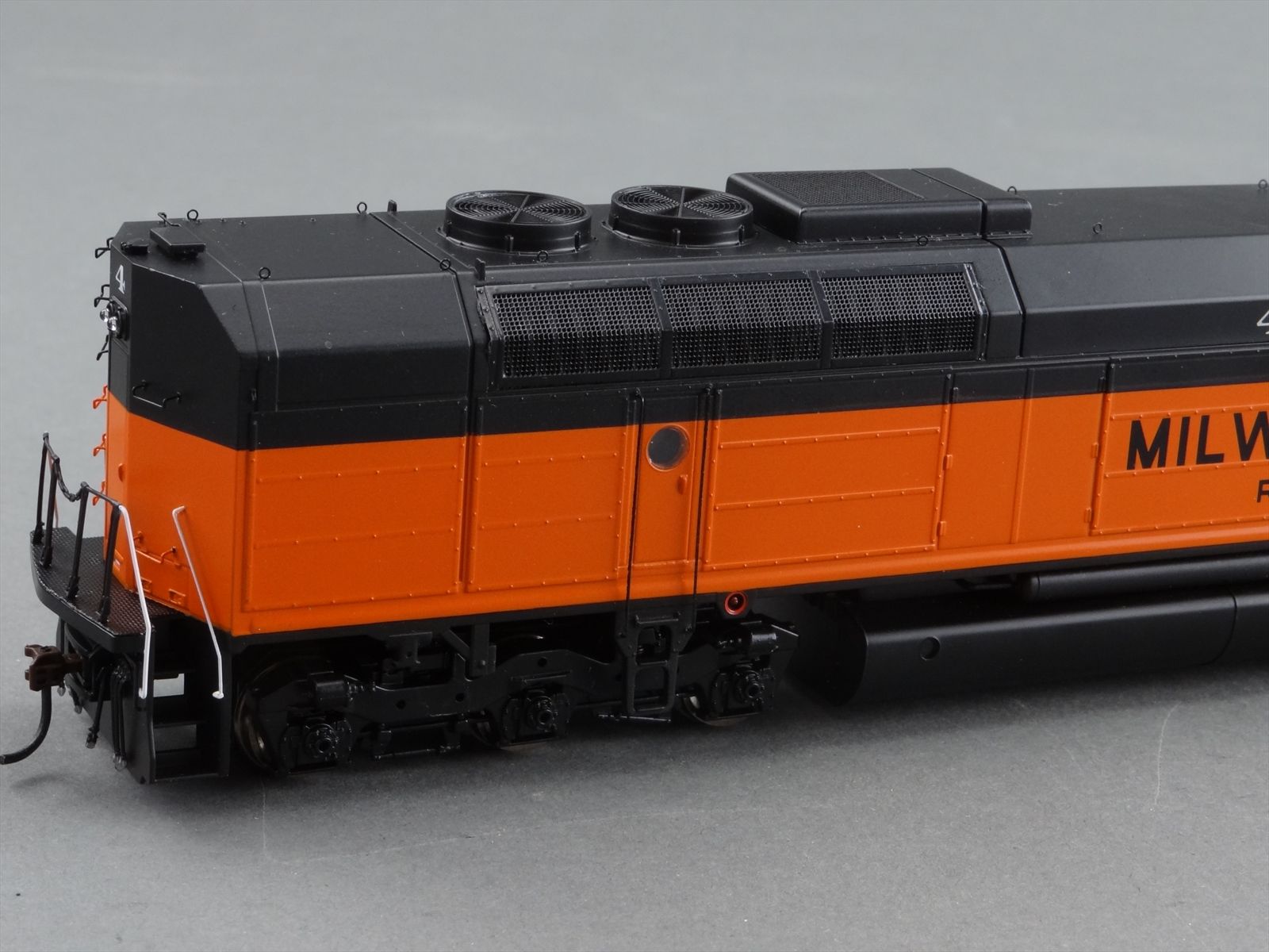 HO Scale Athearn Genesis G67631 MILW FP45 Diesel Engine Milwaukee Road #4