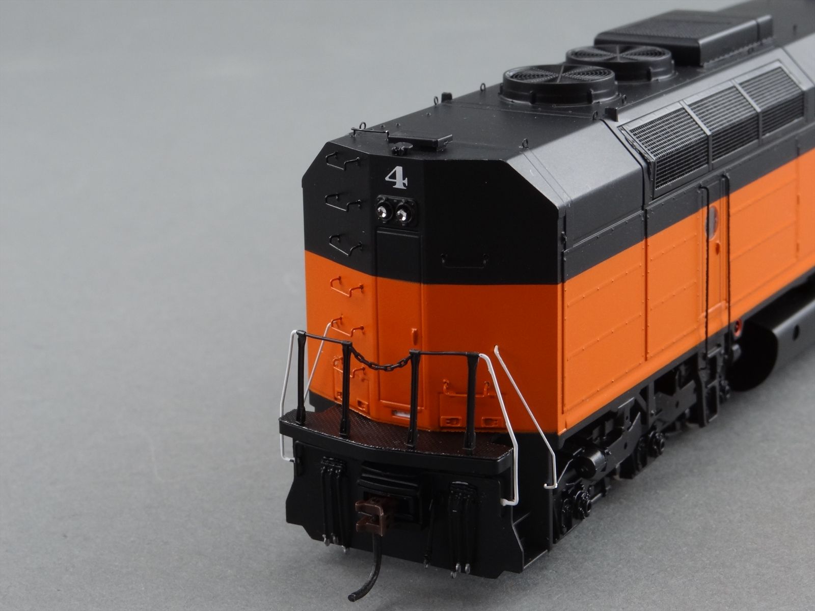 HO Scale Athearn Genesis G67631 MILW FP45 Diesel Engine Milwaukee Road #4