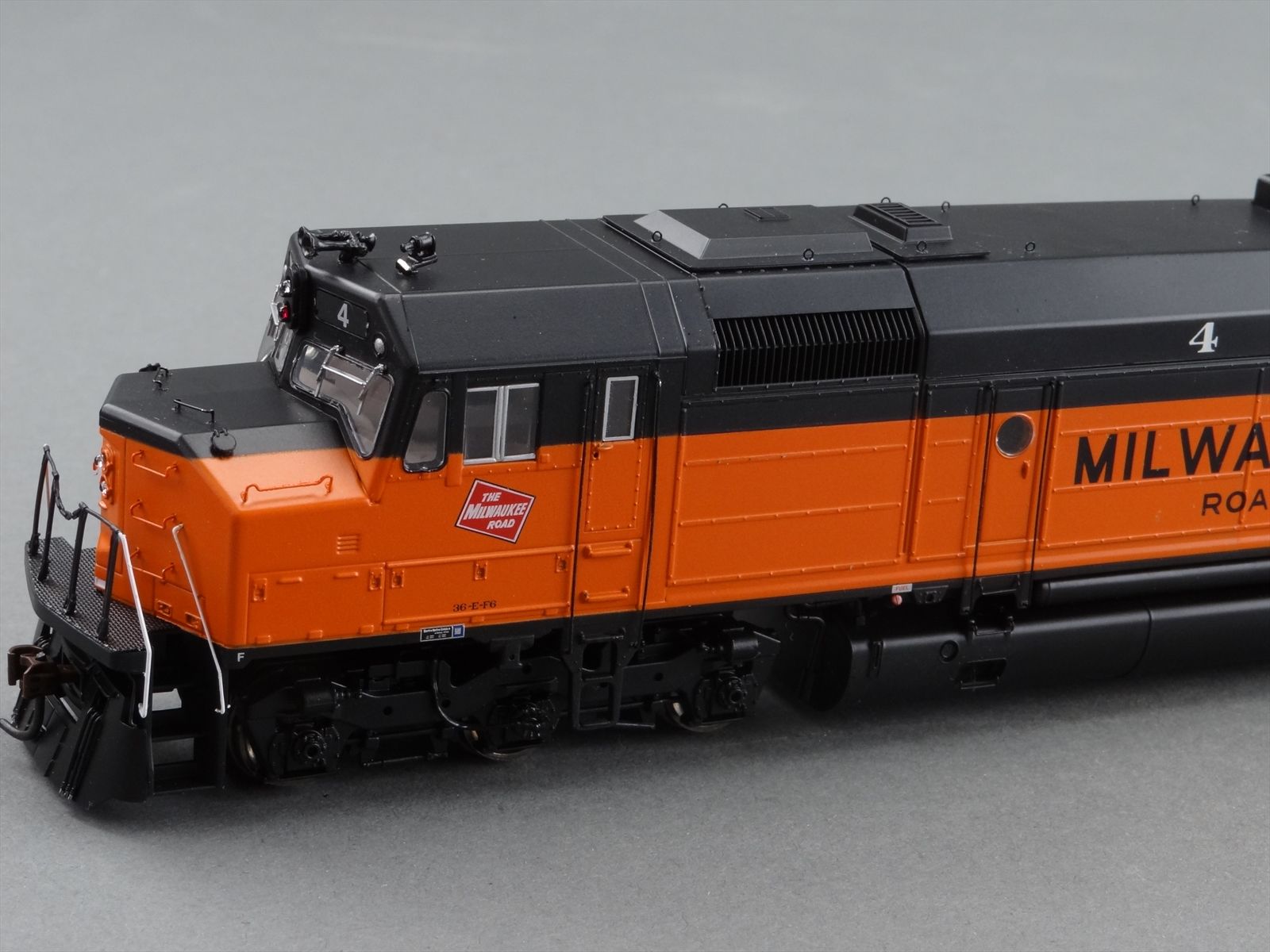 HO Scale Athearn Genesis G67631 MILW FP45 Diesel Engine Milwaukee Road #4