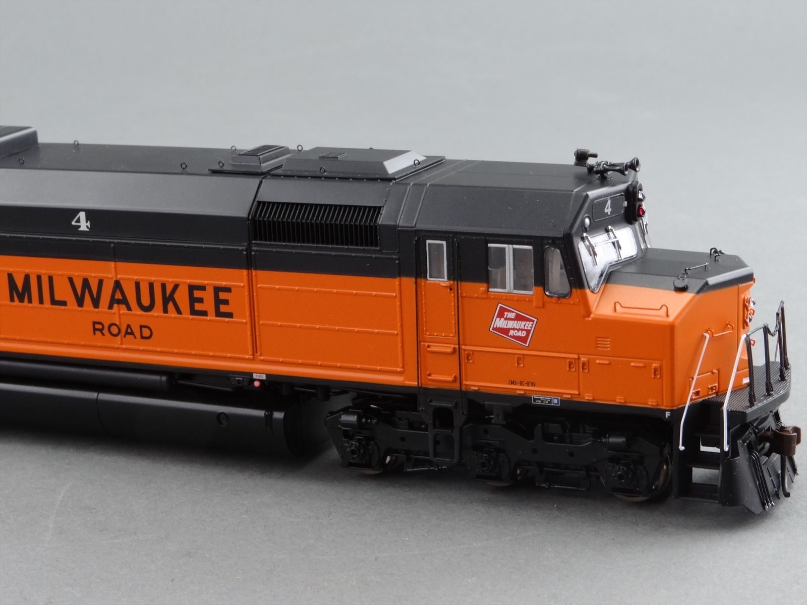 HO Scale Athearn Genesis G67631 MILW FP45 Diesel Engine Milwaukee Road #4