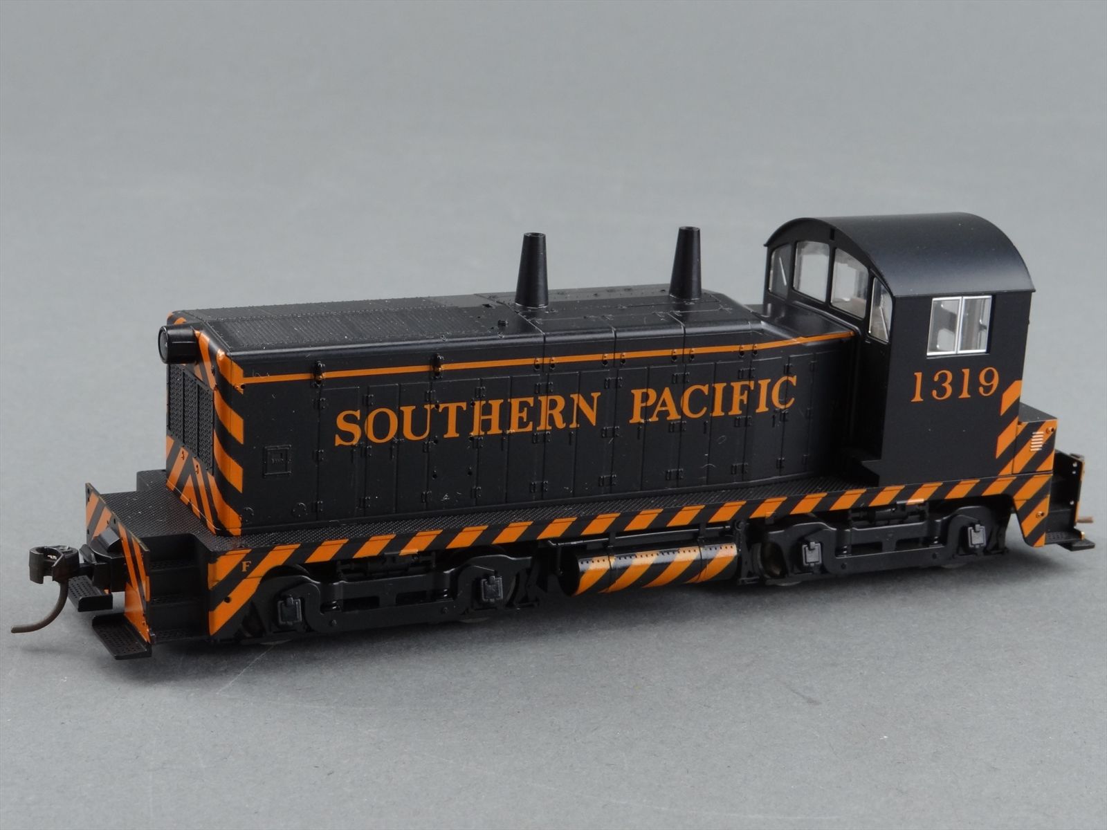 HO Scale Kato 37-1011 SP Southern Pacific EMD NW2 Phase I Diesel Engine #1319