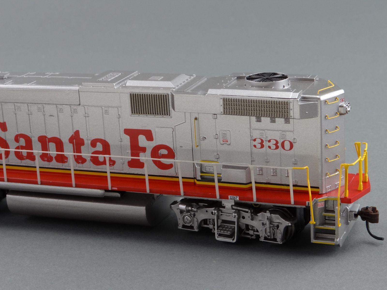 HO Scale Athearn 91522 ATSF Santa Fe GP 60B Diesel Engine #330 Warbonnet