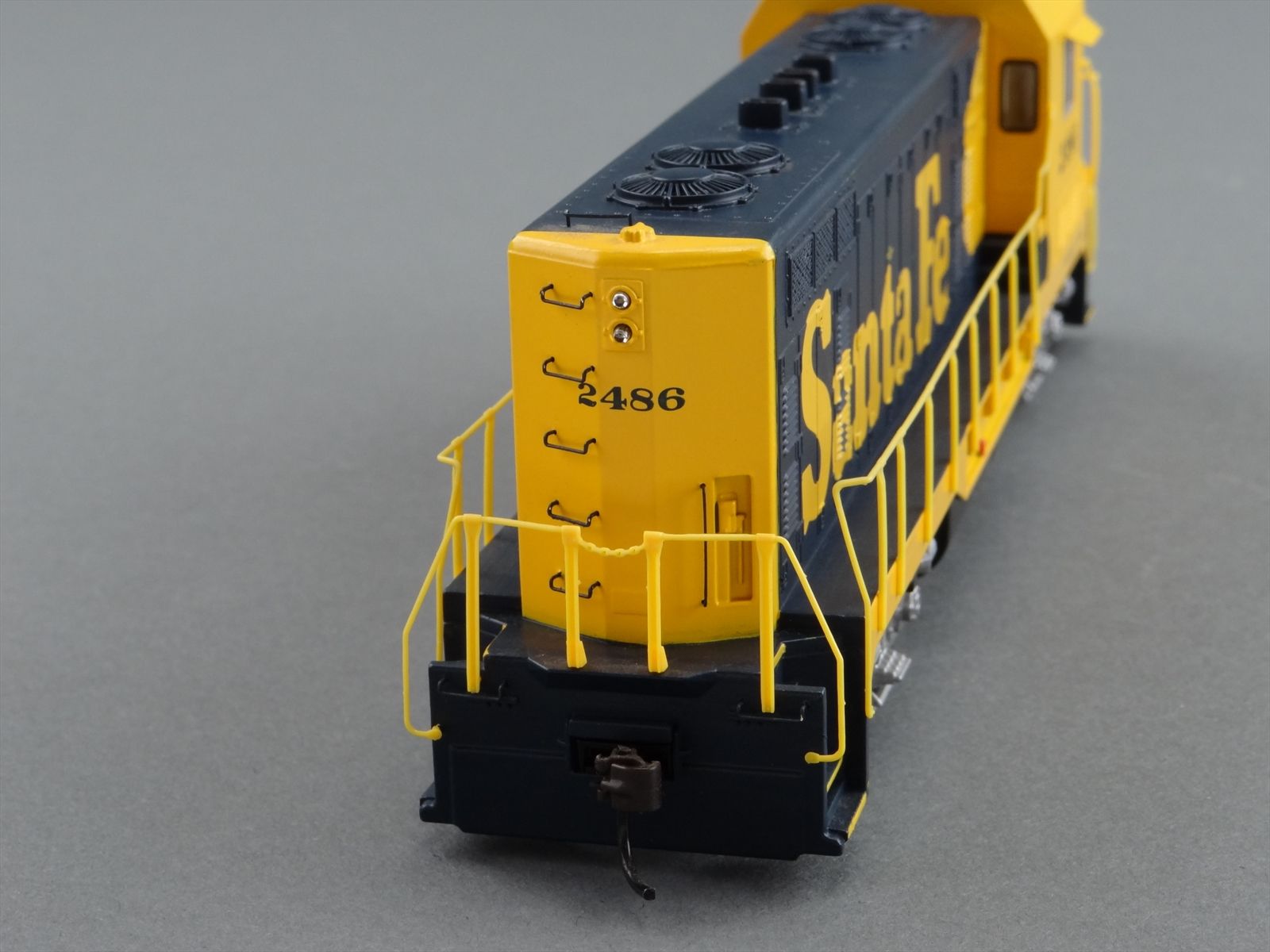 HO Scale Athearn 91536 ATSF Santa Fe CF7 Angled Cab Diesel Engine #2486 ...