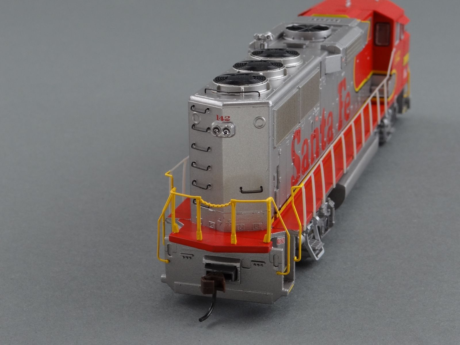 HO Scale Athearn 91502 ATSF Santa Fe GP 60M Diesel Engine #142 Warbonnet