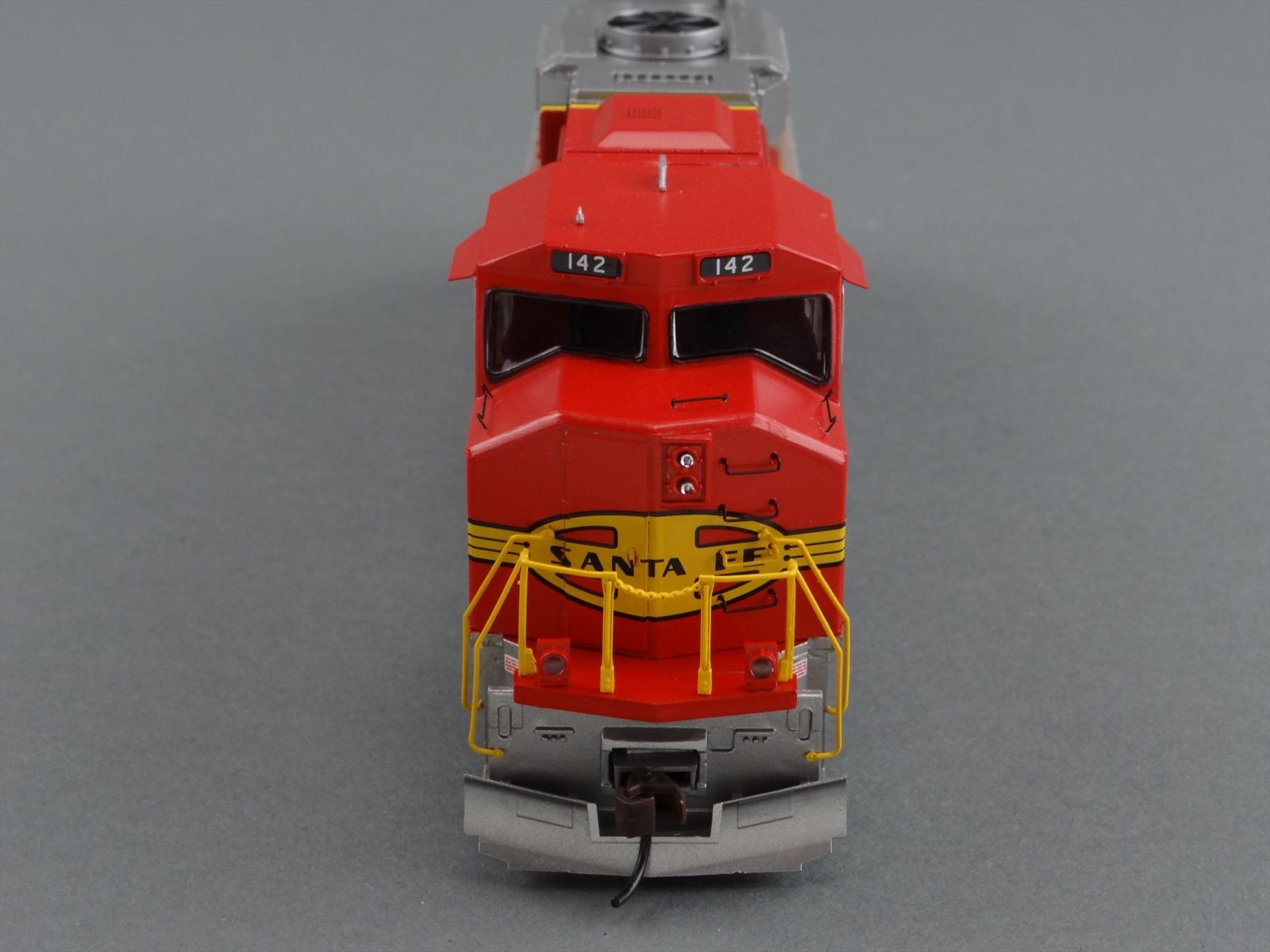 HO Scale Athearn 91502 ATSF Santa Fe GP 60M Diesel Engine #142 Warbonnet