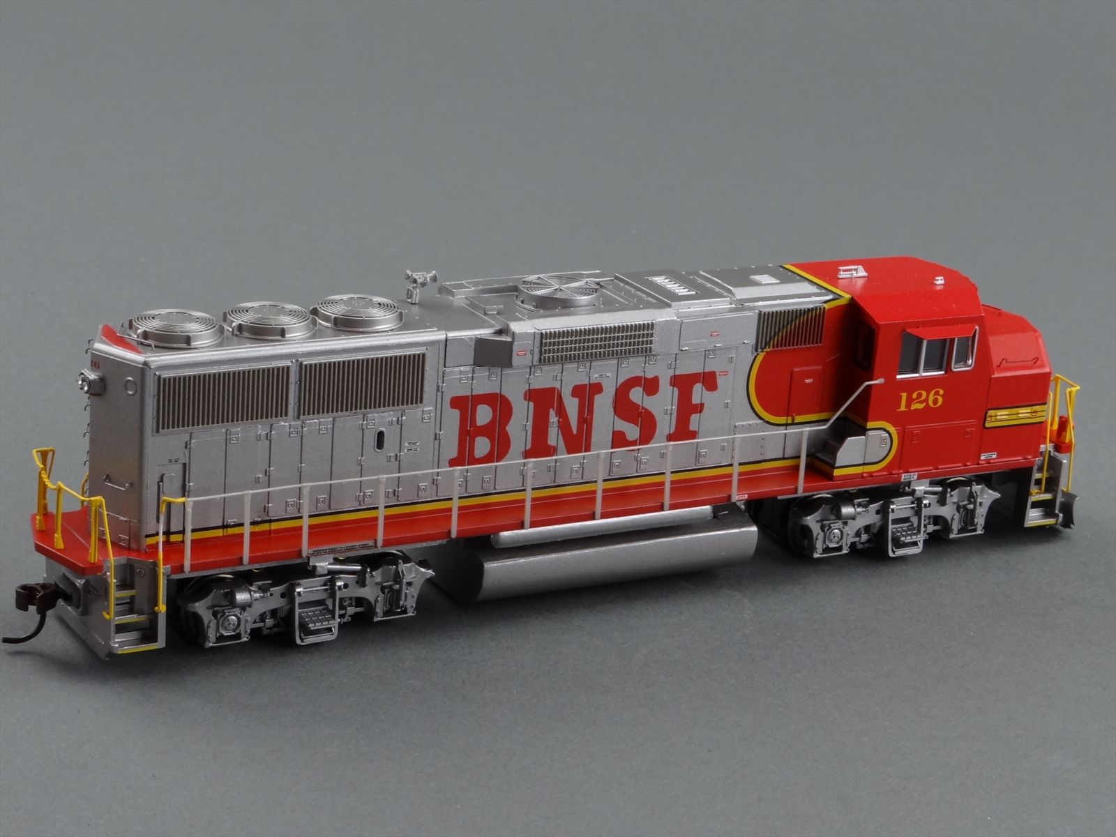HO Scale Athearn 91506 BNSF Santa Fe GP60M Diesel Engine #126 Warbonnet