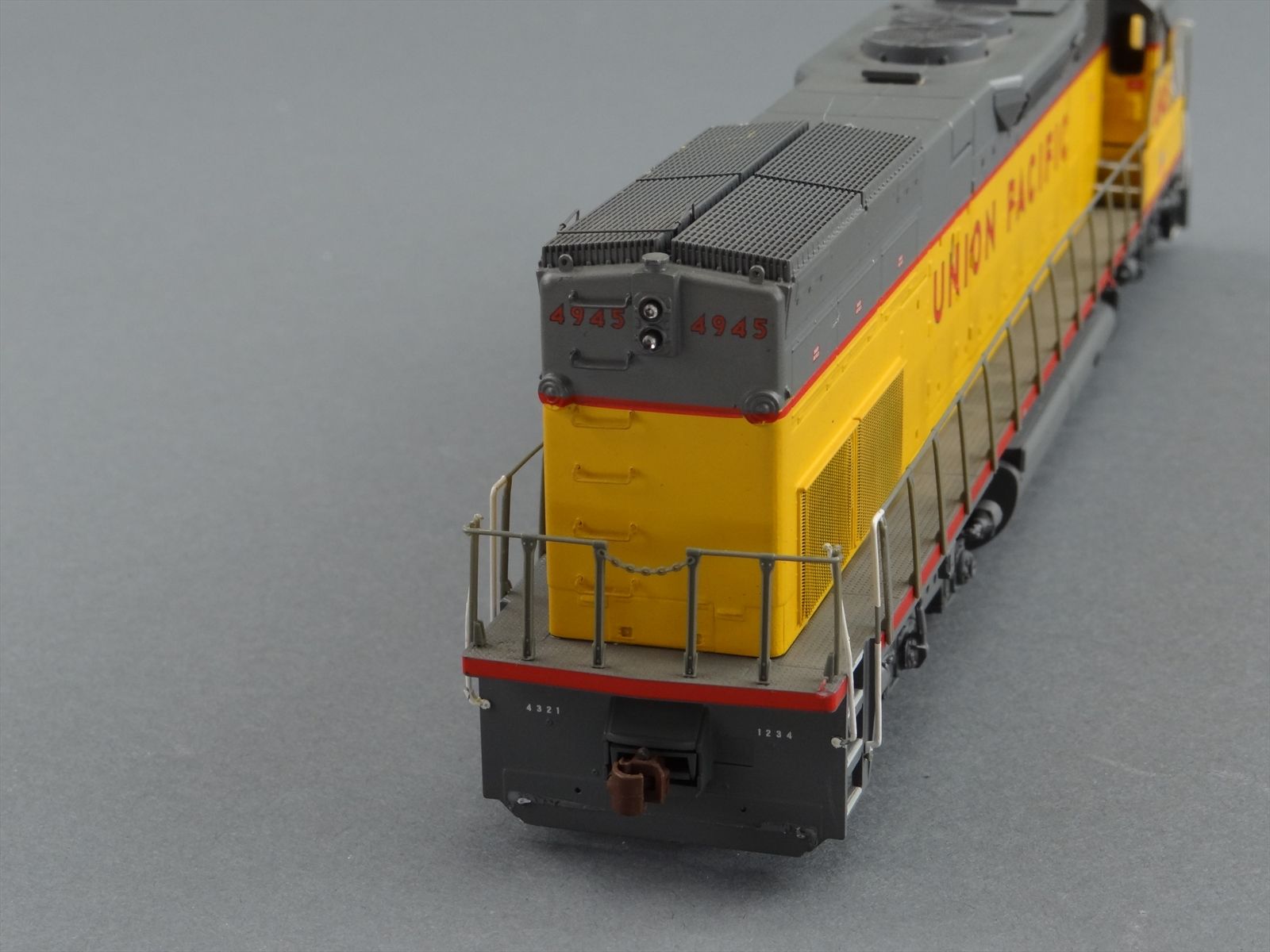 HO Scale Athearn 91638 UP Union Pacific SD45T-2 Diesel Engine #4945