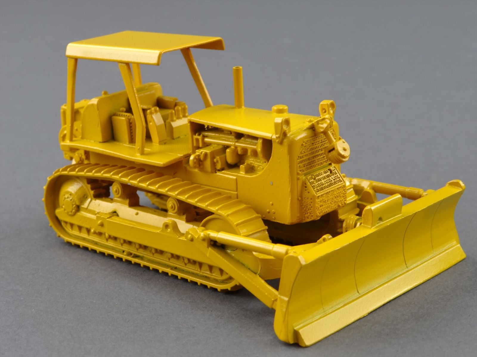 HO OMI 3150 Bulldozer D8 Yellow with Wide Blade