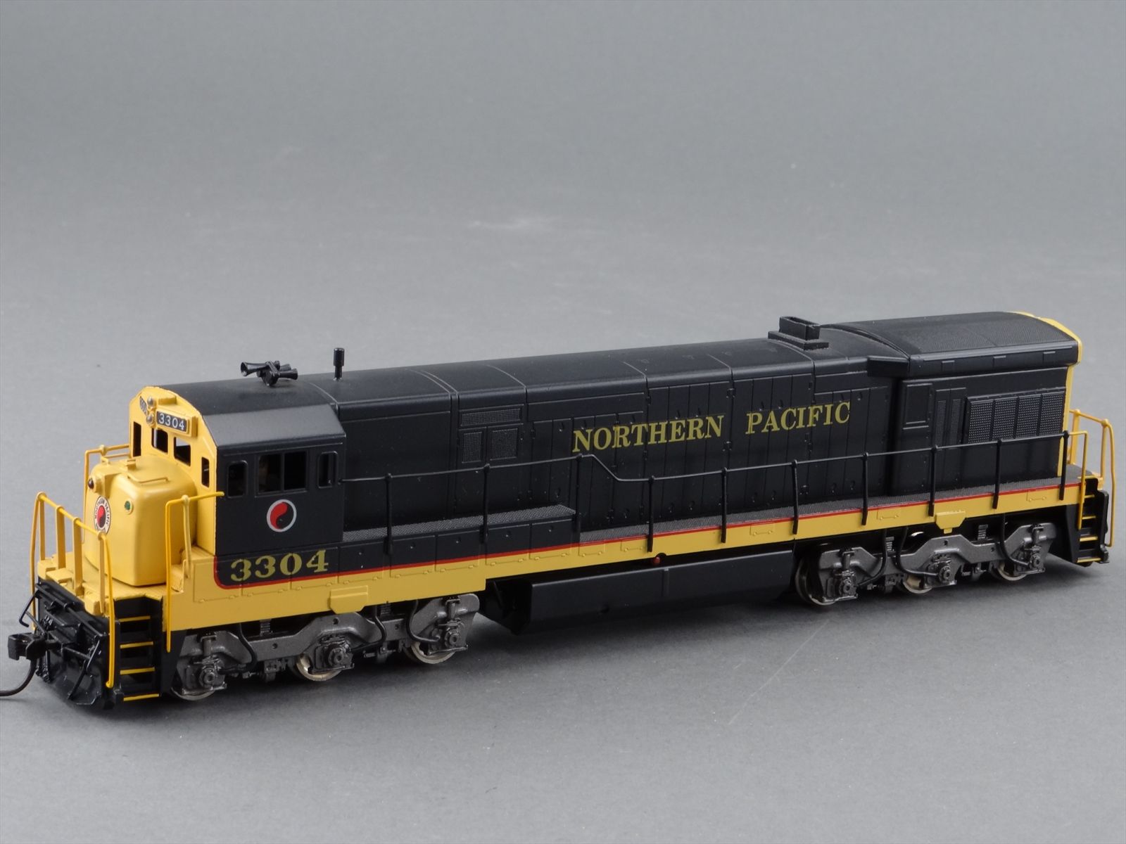 HO Brass Alco Models D-137 NP Northern Pacific GE U33C Diesel #3304 - Custom w/ Lights
