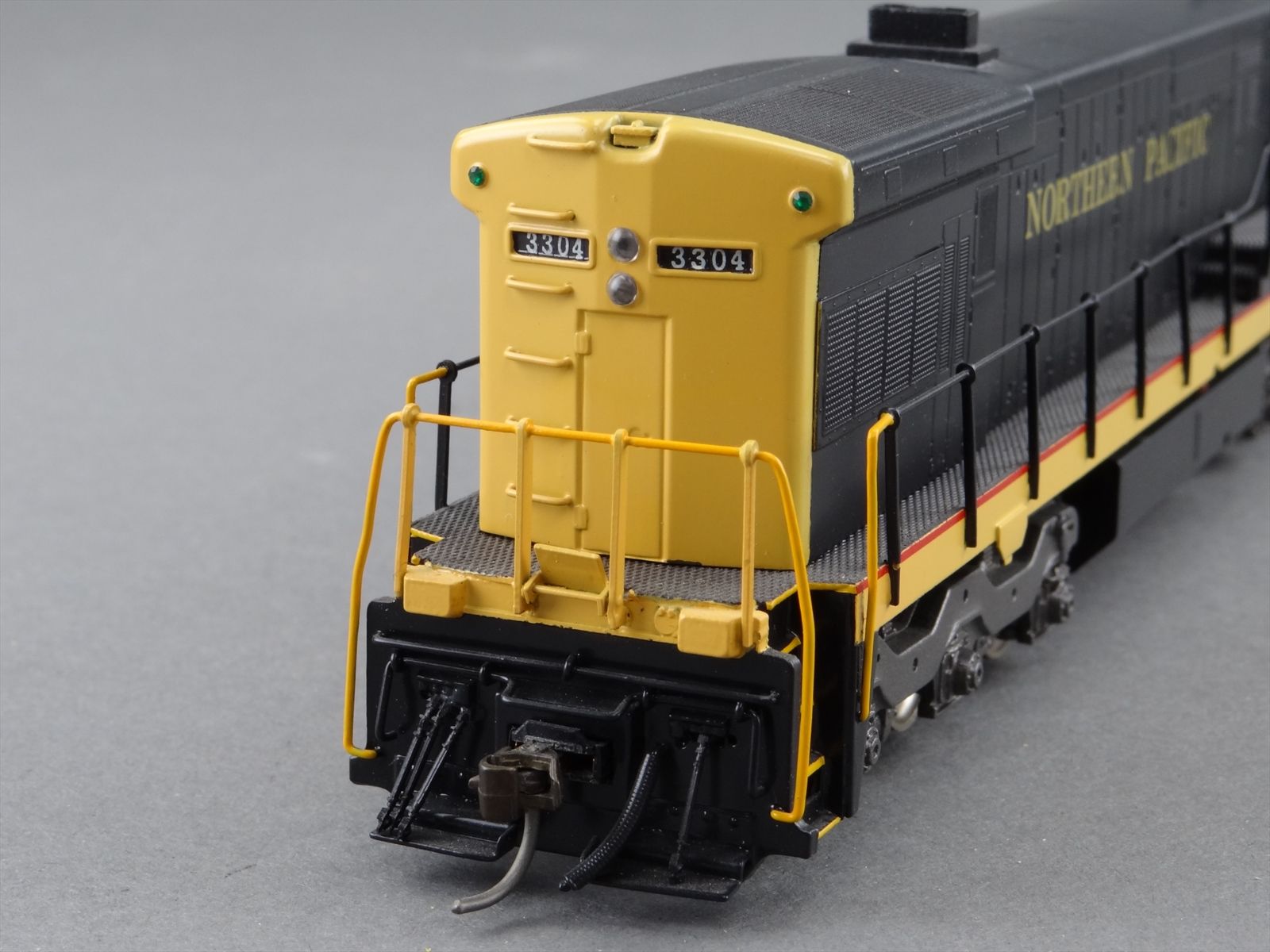 HO Brass Alco Models D-137 NP Northern Pacific GE U33C Diesel #3304 - Custom w/ Lights