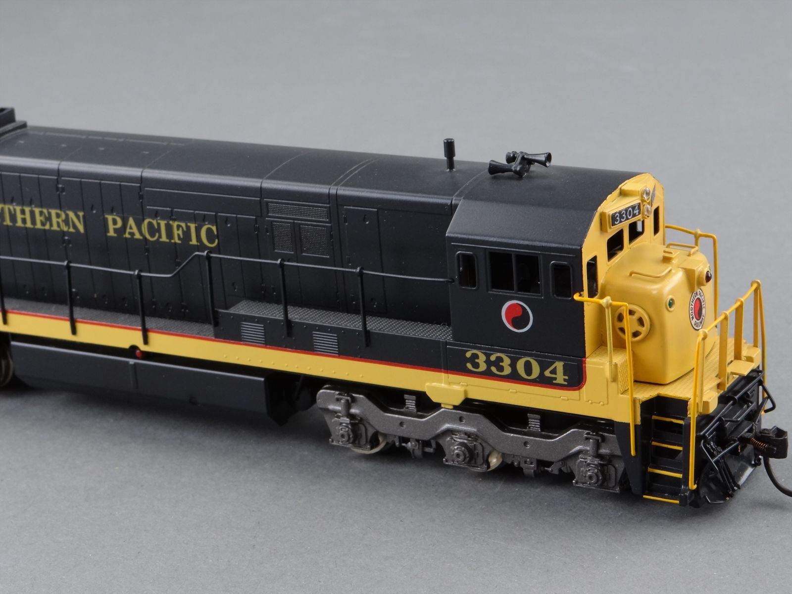HO Brass Alco Models D-137 NP Northern Pacific GE U33C Diesel #3304 - Custom w/ Lights