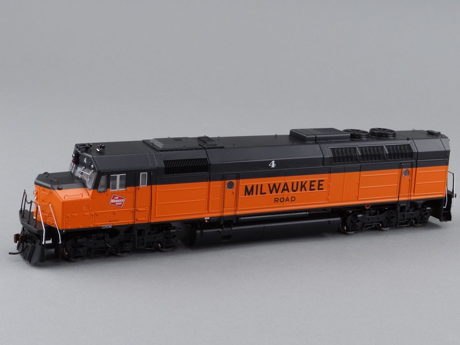 HO Scale Athearn Genesis G67631 MILW FP45 Diesel Engine Milwaukee Road #4
