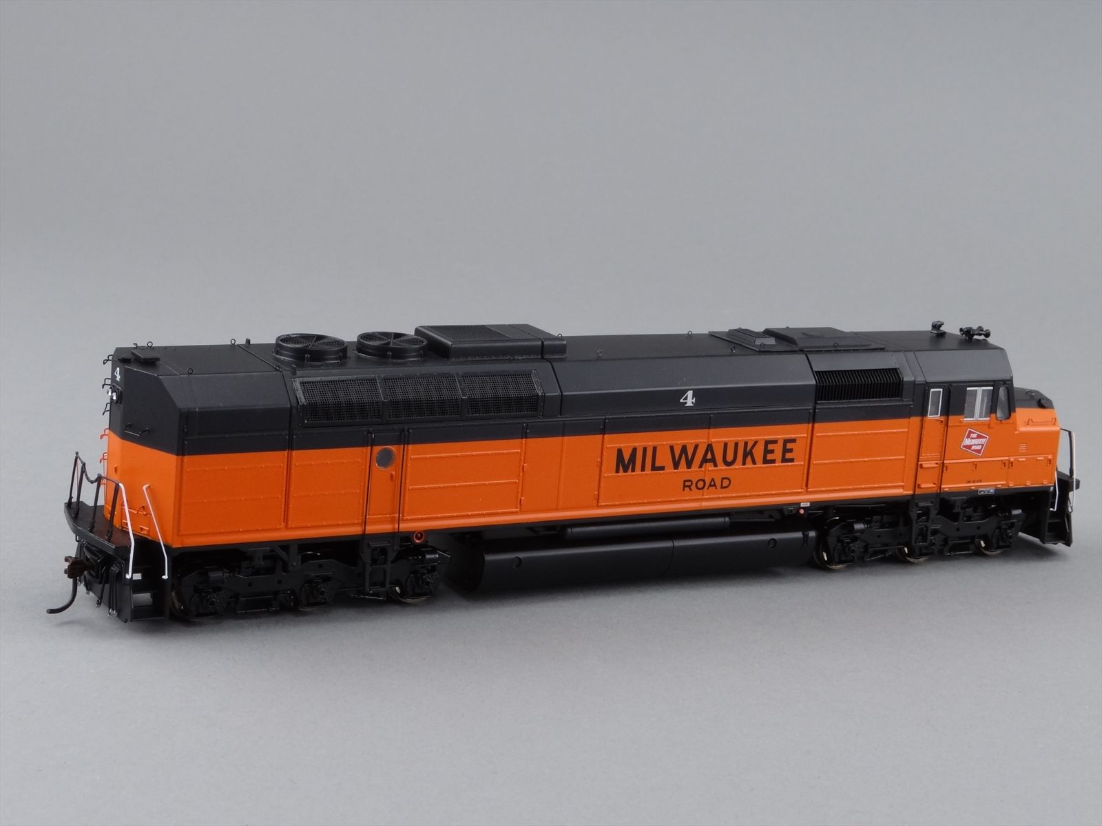 HO Scale Athearn Genesis G67631 MILW FP45 Diesel Engine Milwaukee Road #4