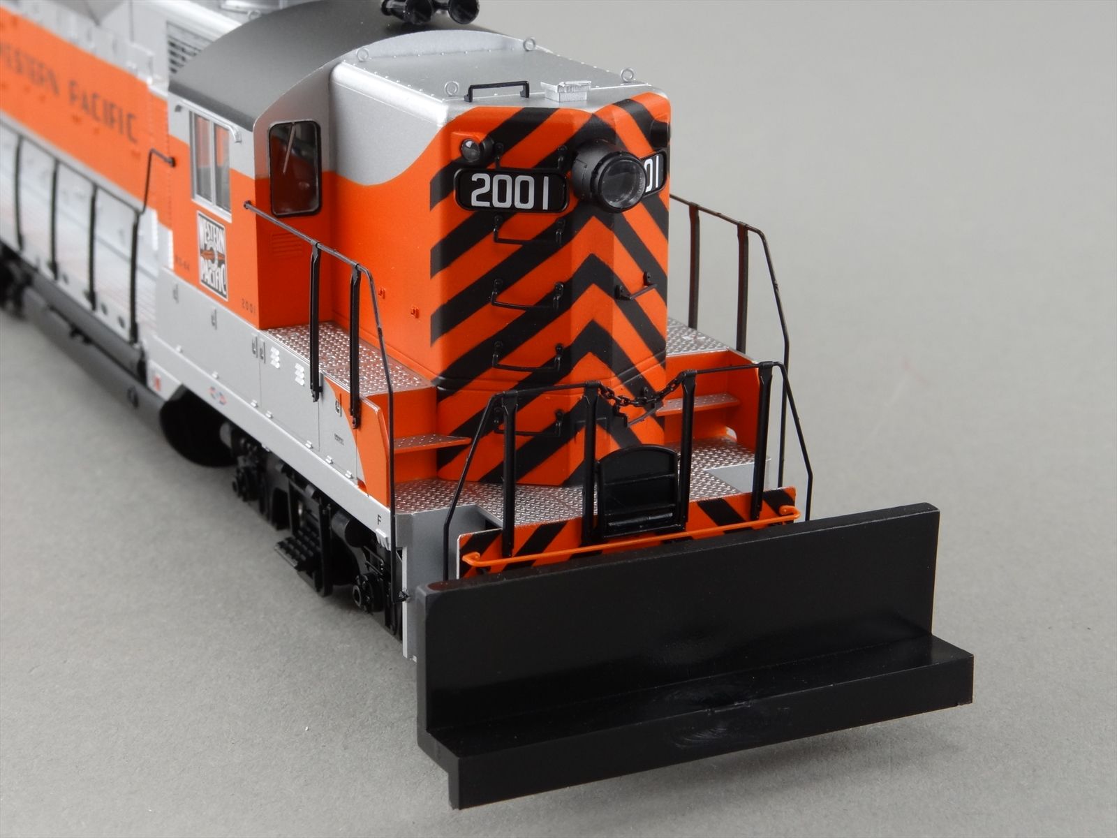 HO Scale Life-Like Proto 2000 Series 920-31915 WP #2001 GP20 High Hood Diesel Western Pacific