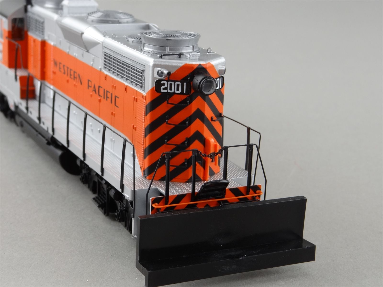 HO Scale Life-Like Proto 2000 Series 920-31915 WP #2001 GP20 High Hood Diesel Western Pacific