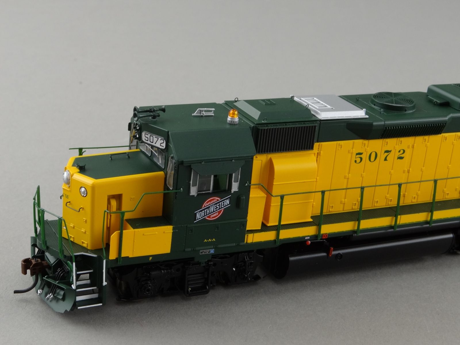 HO Scale Athearn Genesis G40640 C&NW Chicago & North Western GP50 Phase I #5072 DC/DCC