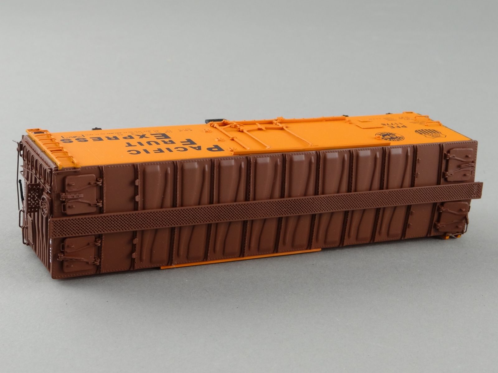 HO Brass Model Train - CIL 2060.1 PFE / SP / UP R40-28 Ice Reefer #11778