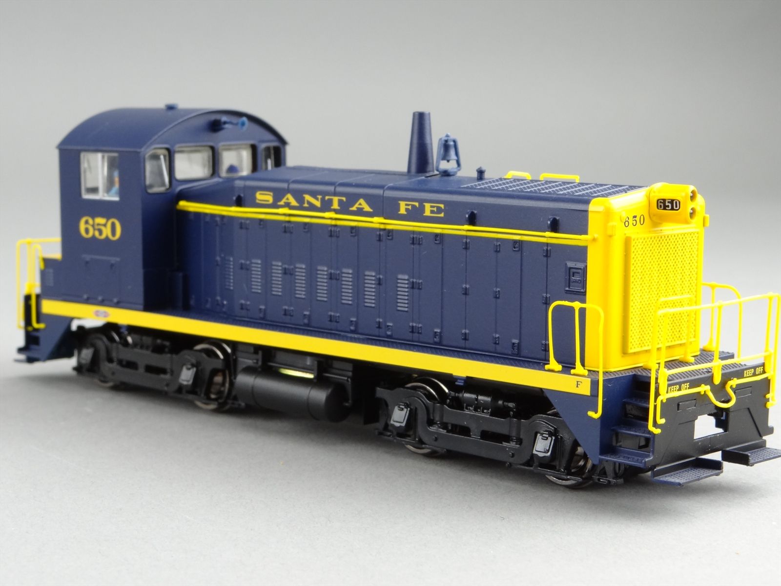 HO Scale Proto 2000 Walthers 920-31460 ATSF #650 SW8/900 Diesel Locomotive Santa Fe